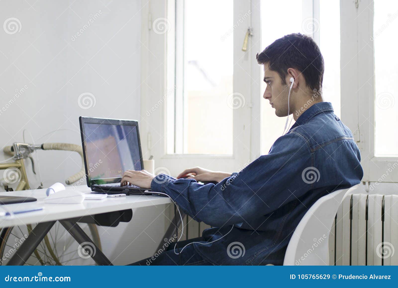 Het Jonge Werken Met Uw Computer Stock Afbeelding - Image of toevallig ...