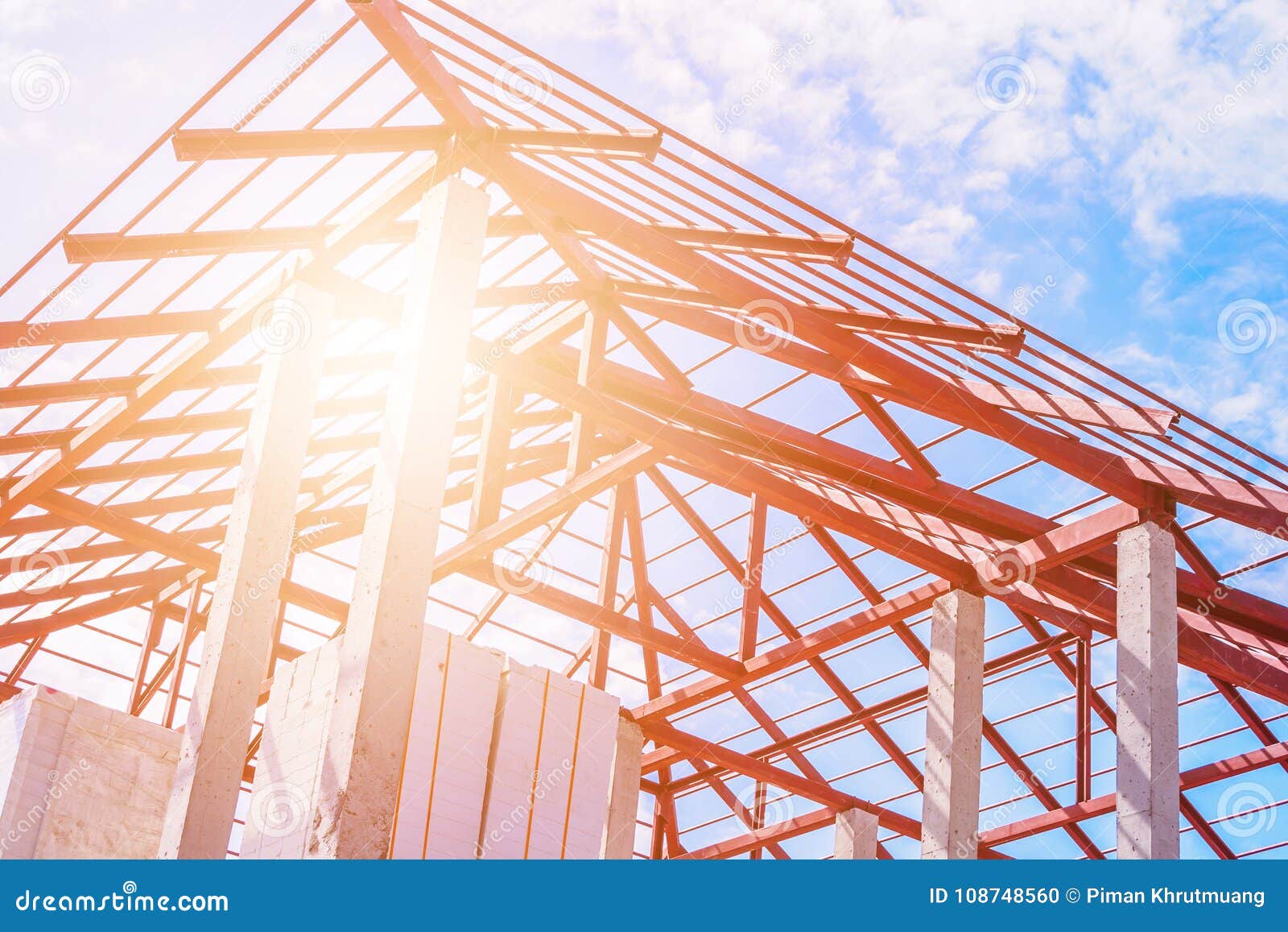 Het Kaderstructuur Van Het Staaldak Van De Bouw Van Huis Stock Foto ...