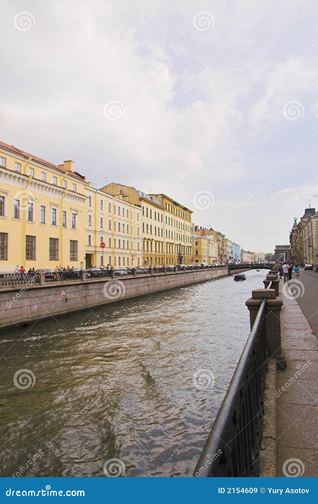 Het Kanaal En De Dijk Van De Rivier Stock Afbeelding - Image of ...