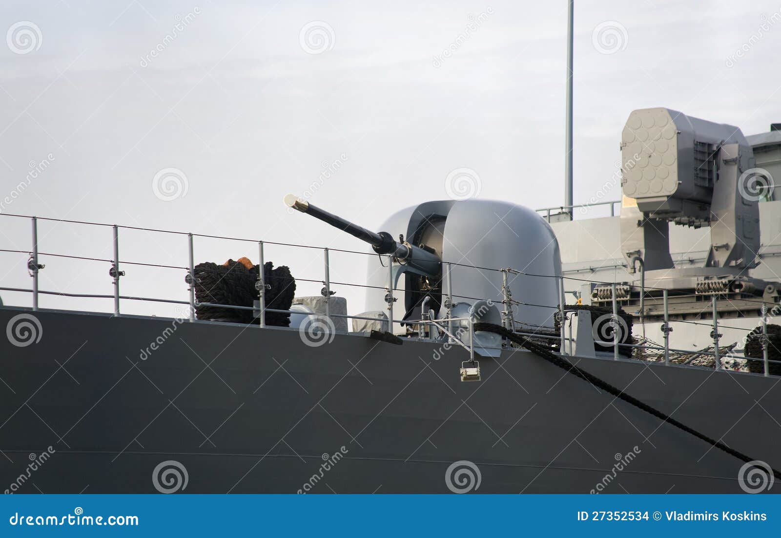 Het Kanon Van Het Schip En Moderne, Militaire Schipradar. Stock Foto ...
