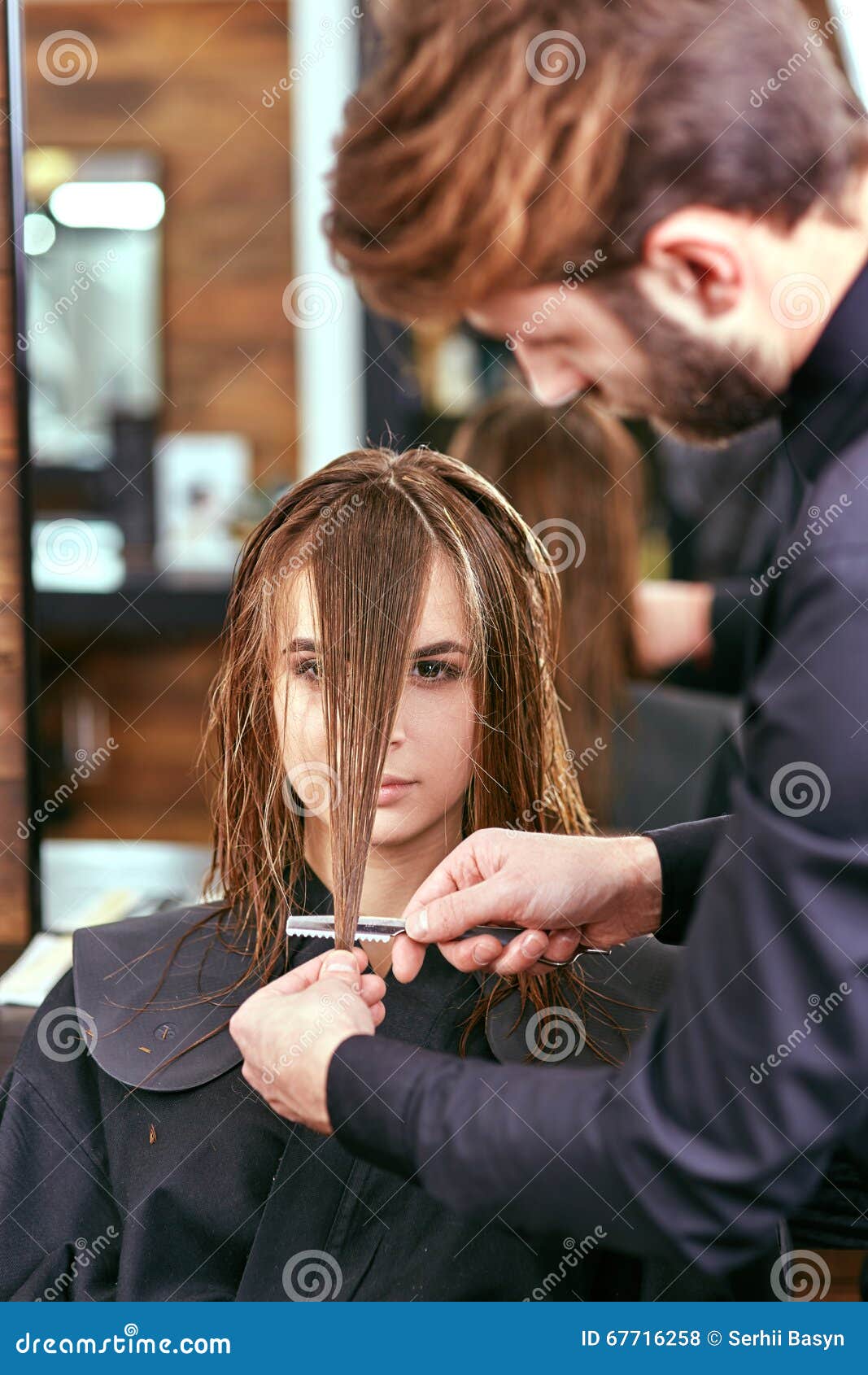 Het Kapsel Van Vrouwen Kapper, Schoonheidssalon Stock Foto - Image of ...
