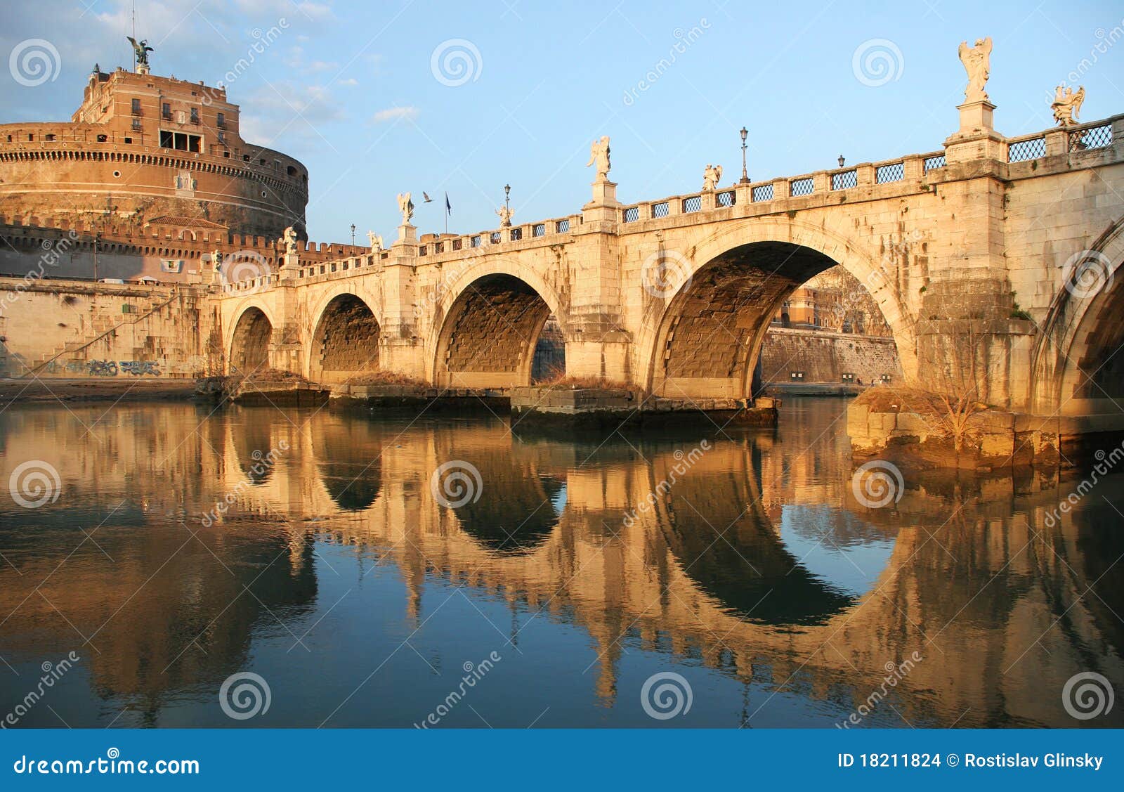 Het Kasteel En De Brug Van De Engel Van Heilige in Rome. Stock Foto ...
