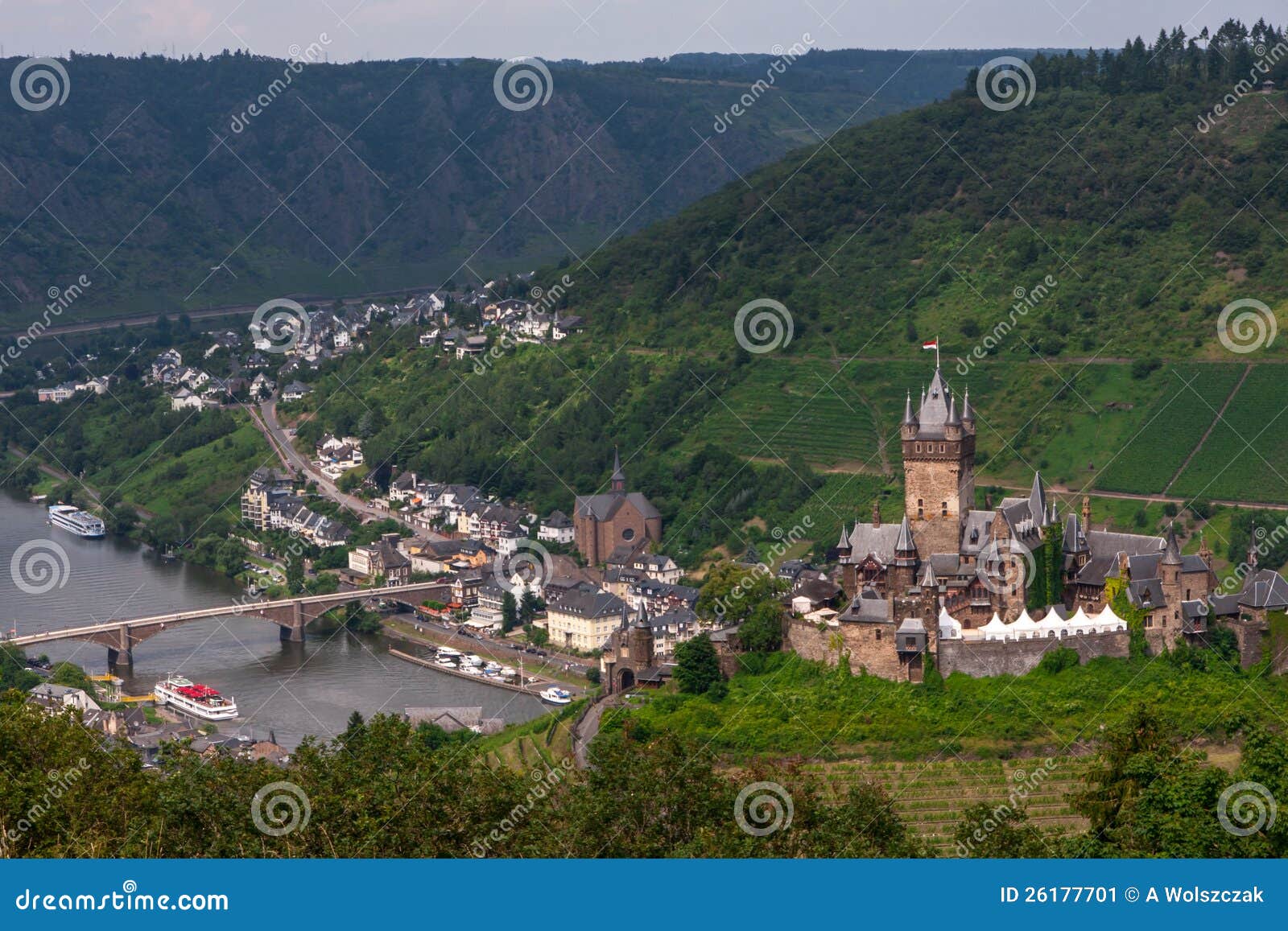 Het Kasteel Van Cochem Over De Rivier Van Moezel Stock Afbeelding ...