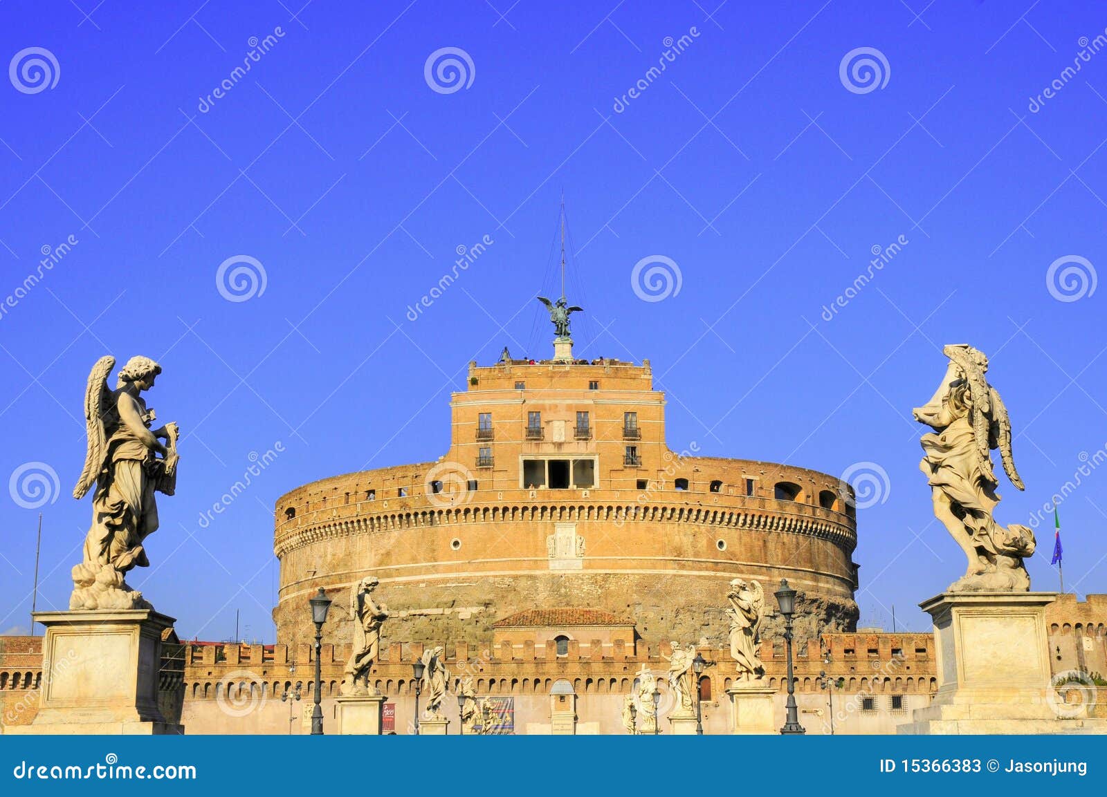 Het Kasteel Van De Engel Met Standbeeld Van Oud Rome Stock Afbeelding ...