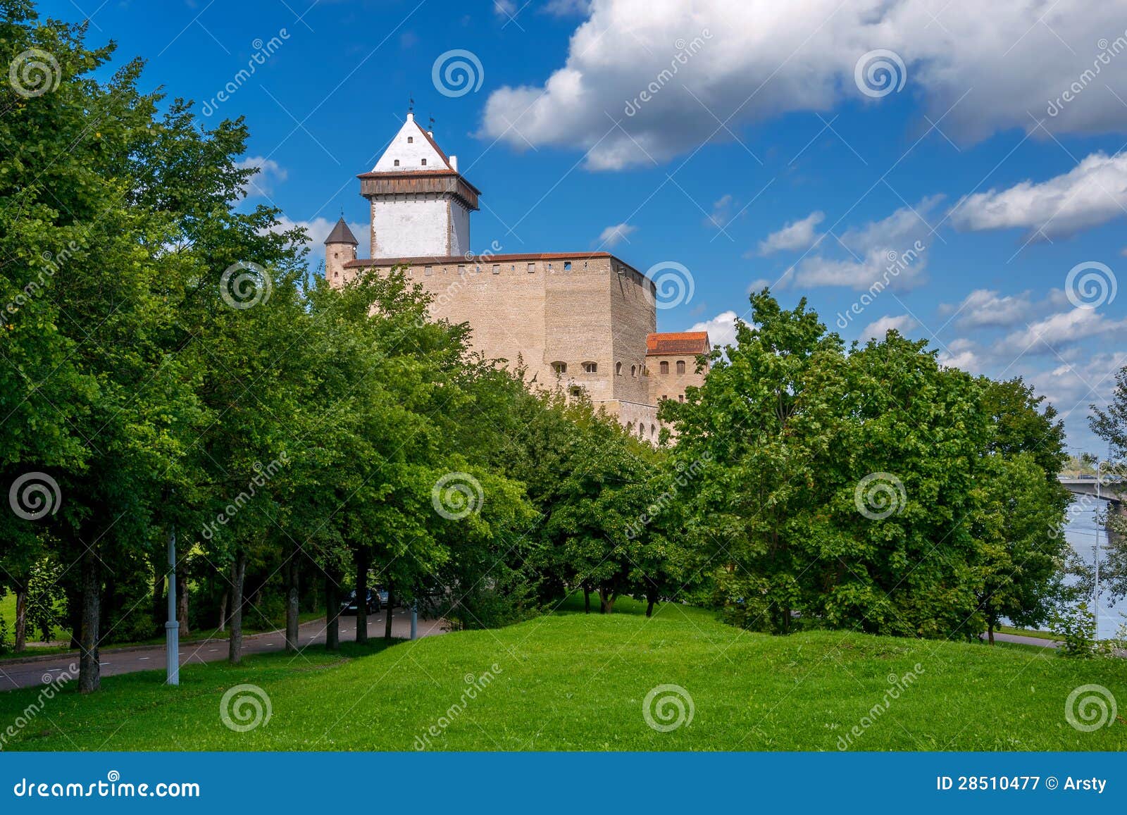 Het Kasteel Van Narva. Estland Stock Afbeelding - Image of gras ...
