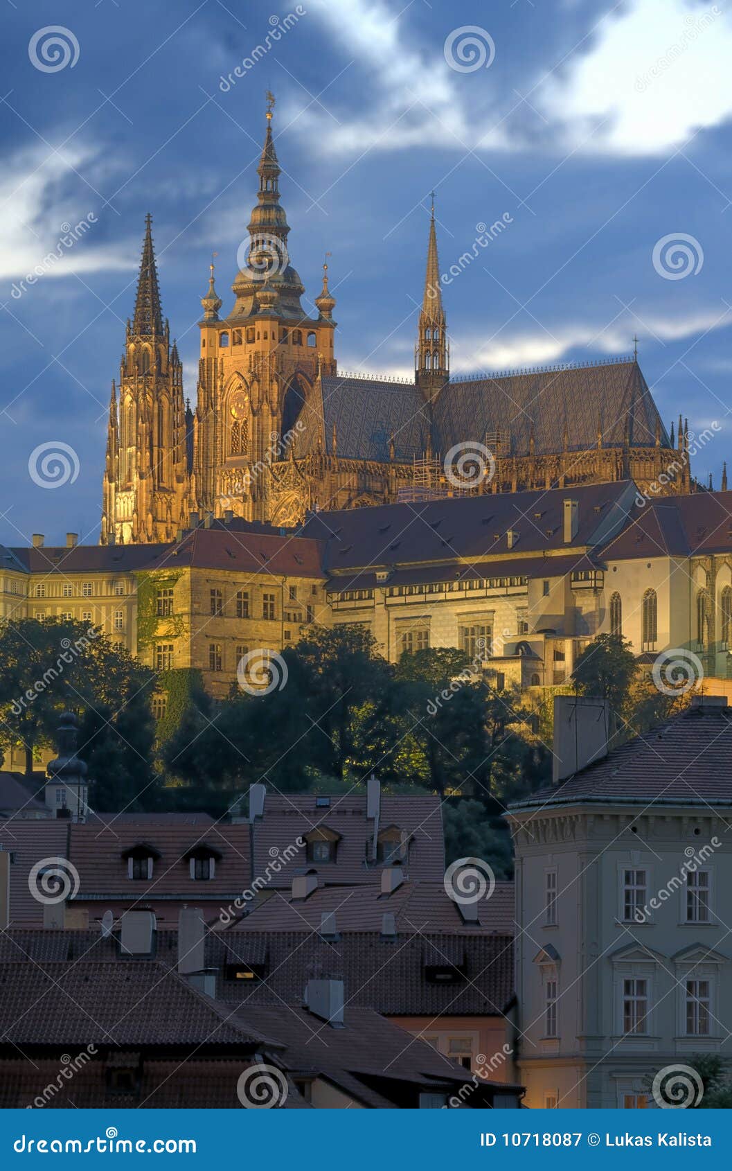 Het Kasteel van Praag stock afbeelding. Image of nacht - 10718087