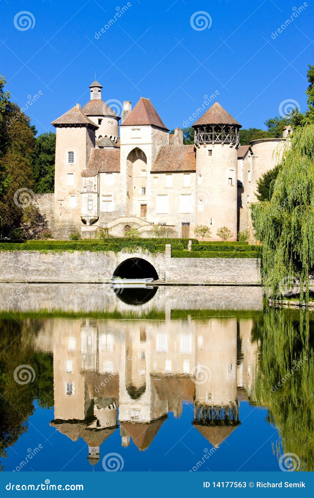 Het Kasteel van Sercy stock afbeelding. Image of reizen - 14177563