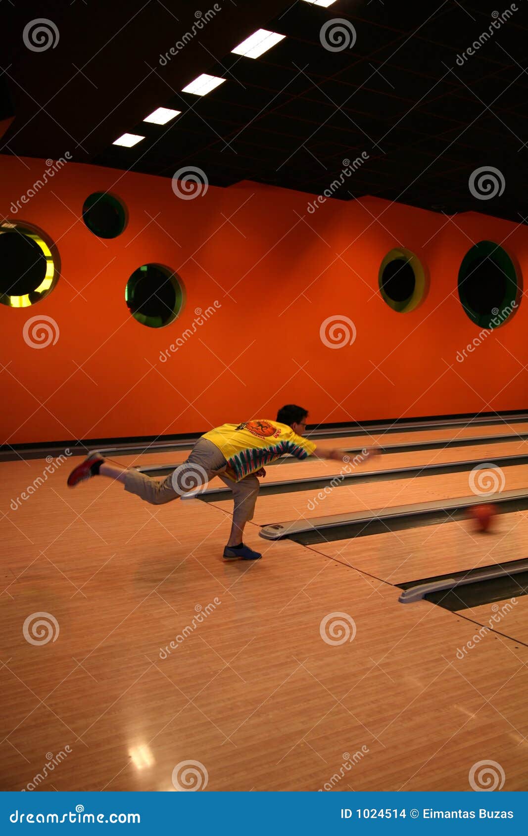 Het Kegelen van de kegel stock foto. Image of parket, spelden - 1024514