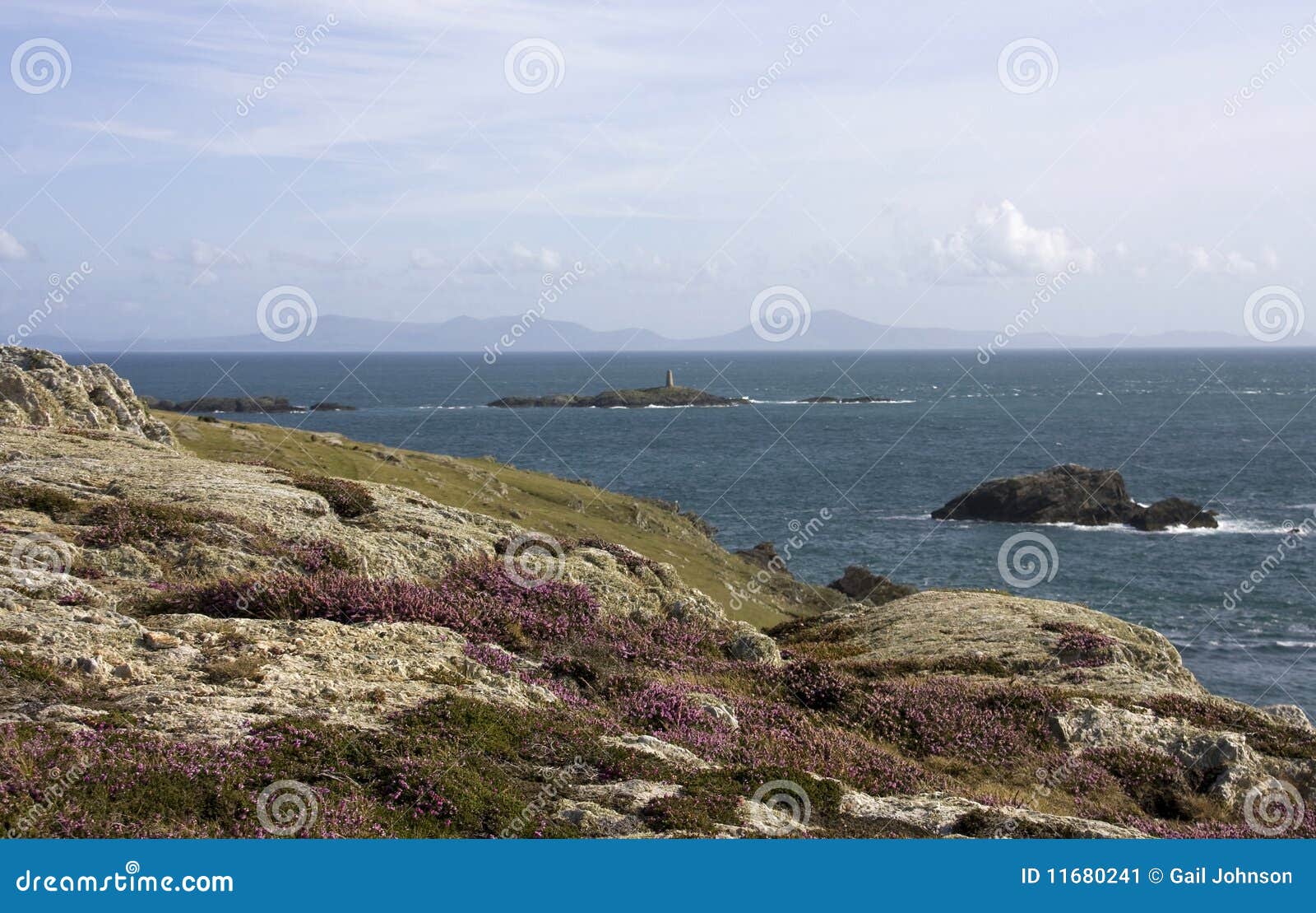 Het Kijken Over Aan Rhoscolyn Stock Afbeelding - Image of oceaan, iers ...