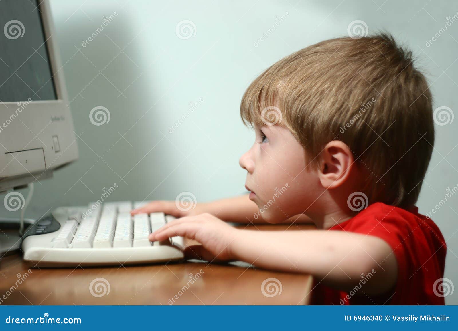 Het Kind Achter Een Computer. Stock Foto - Image of kinderjaren ...