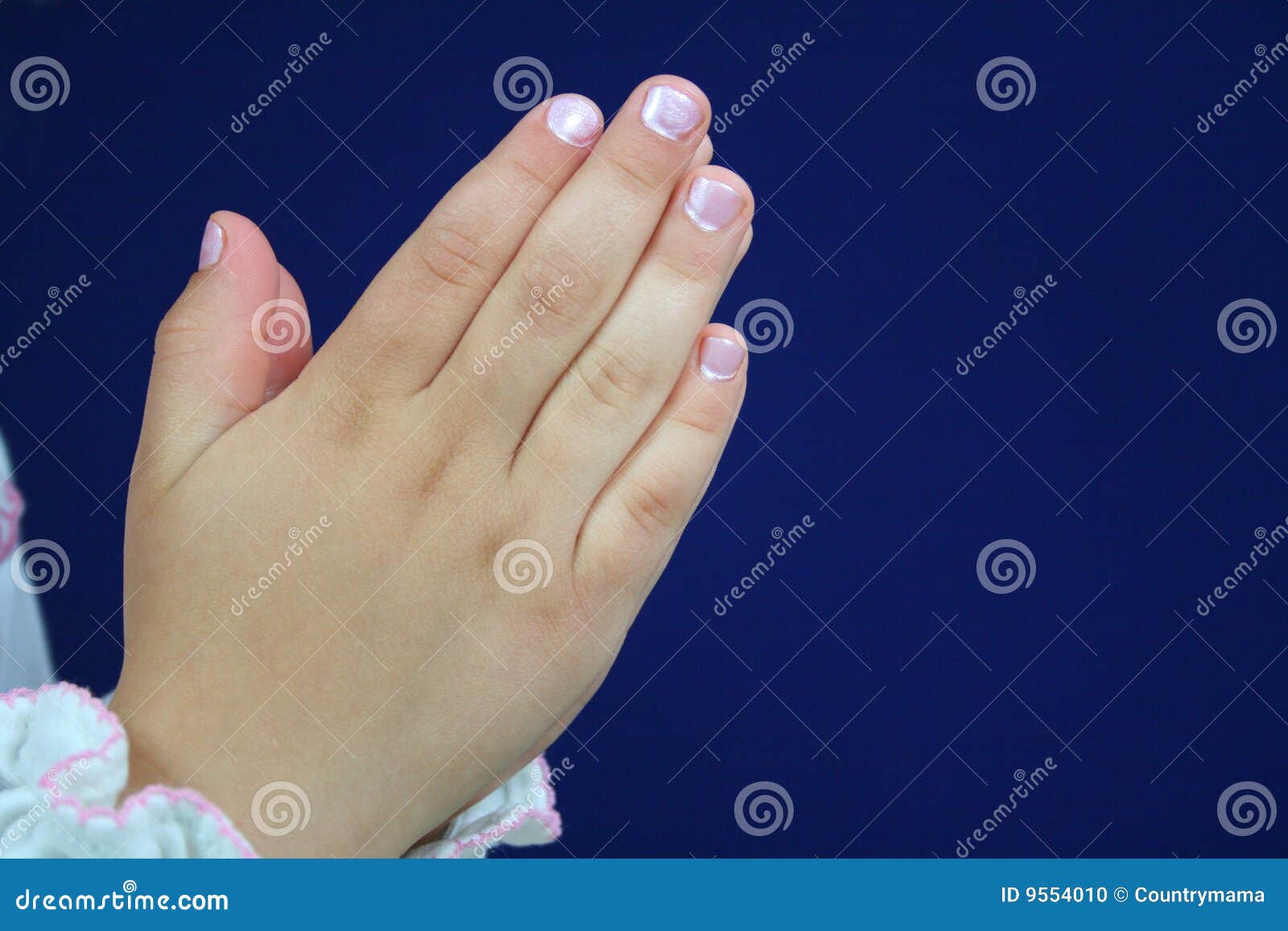 Het kind dient gebed in. stock foto. Image of kind, weinig - 9554010