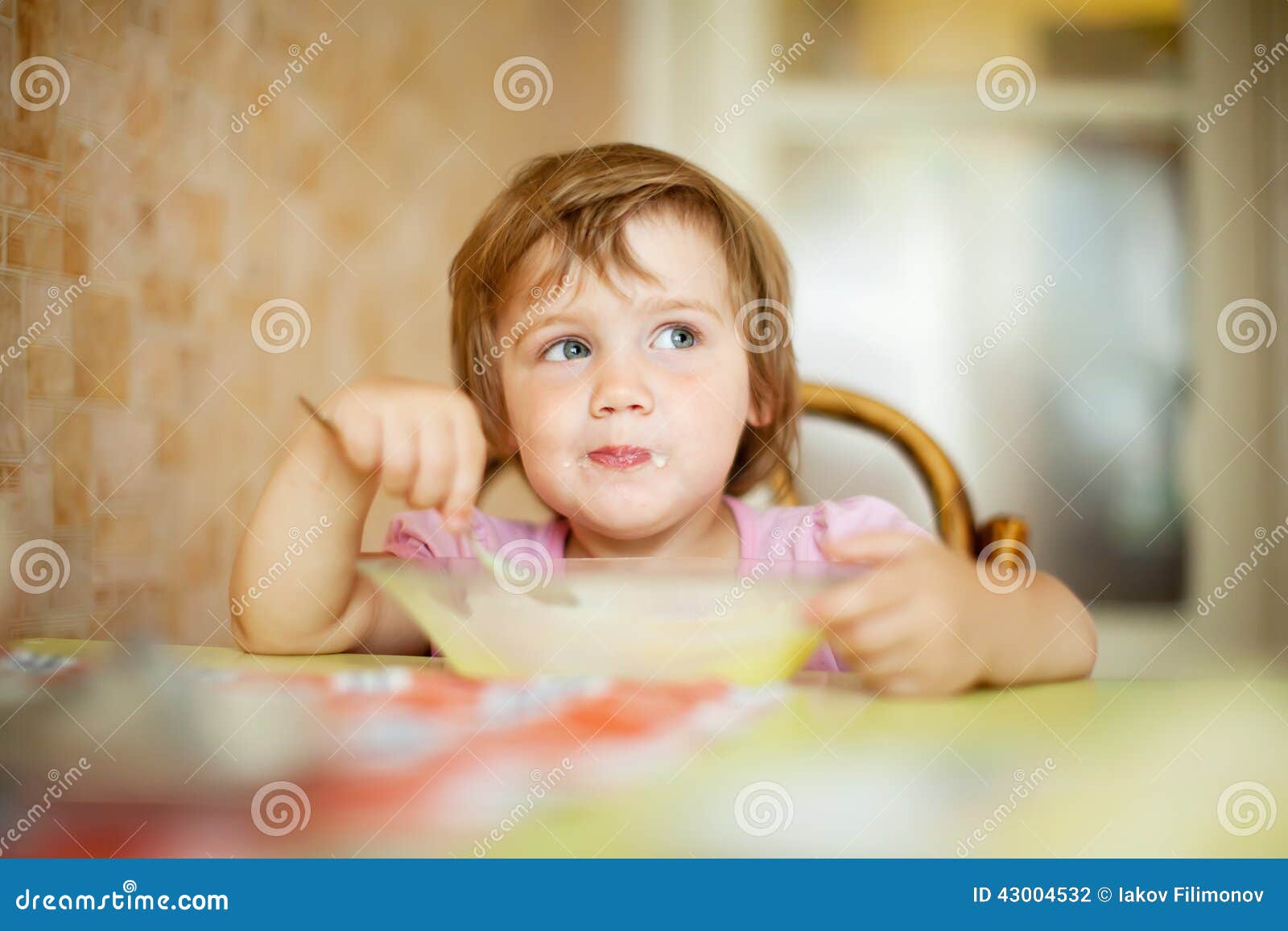 Het Kind Eet Van Plaat Met Lepel Stock Foto - Image of vaatwerk, mensen ...