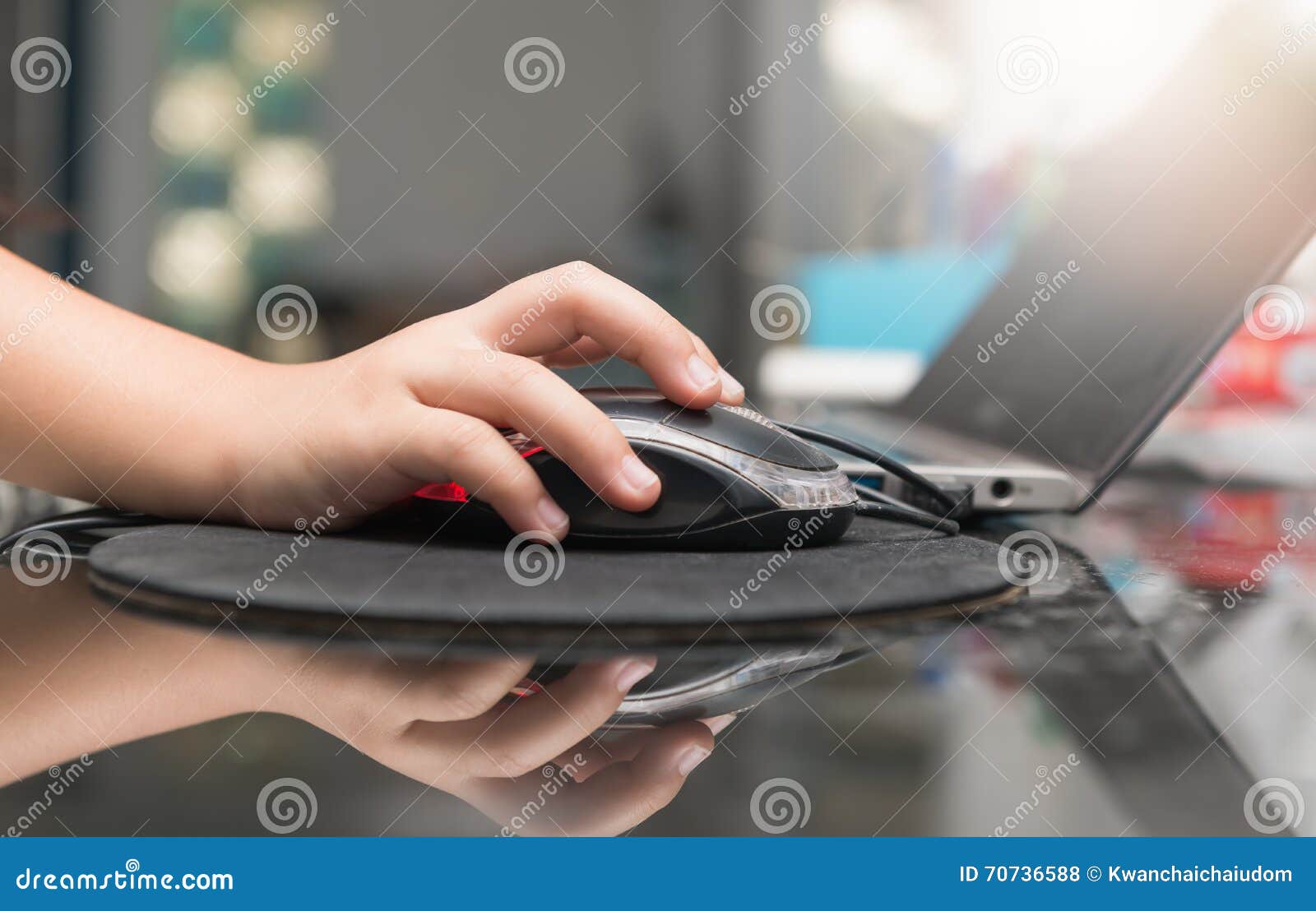 Het Kind Gebruikt Een Computermuis Stock Foto - Image of meisje ...