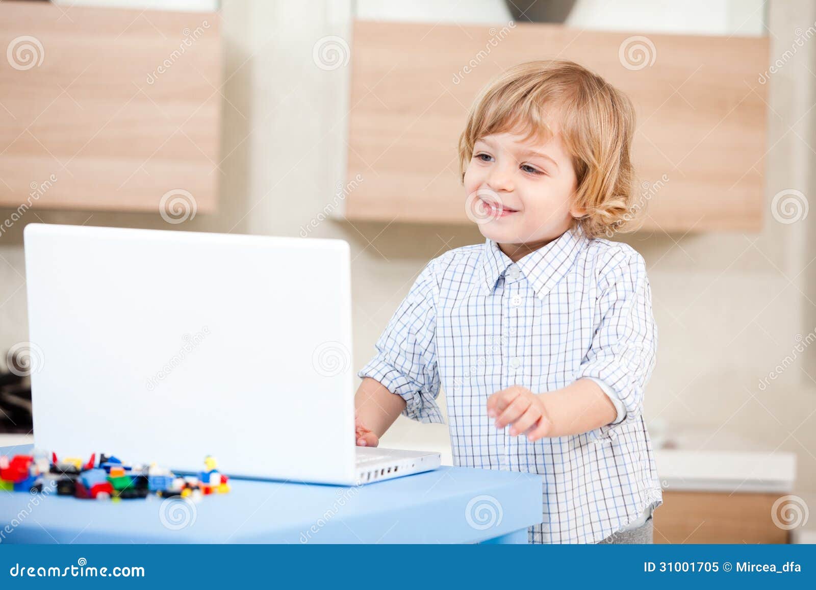 Het kind kijkt laptop stock afbeelding. Image of huis - 31001705