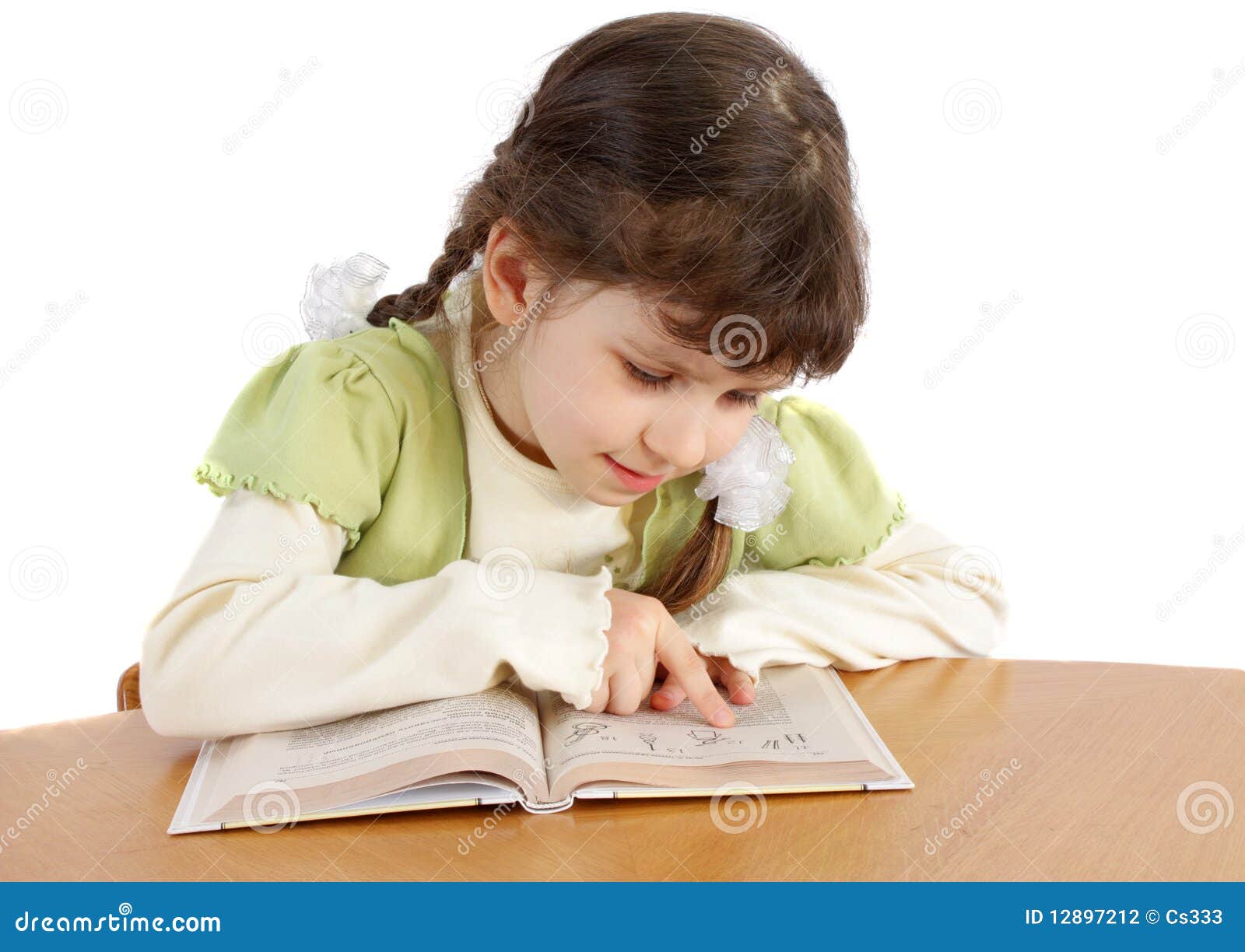 Het kind leest. stock foto. Image of nivelleermachine - 12897212