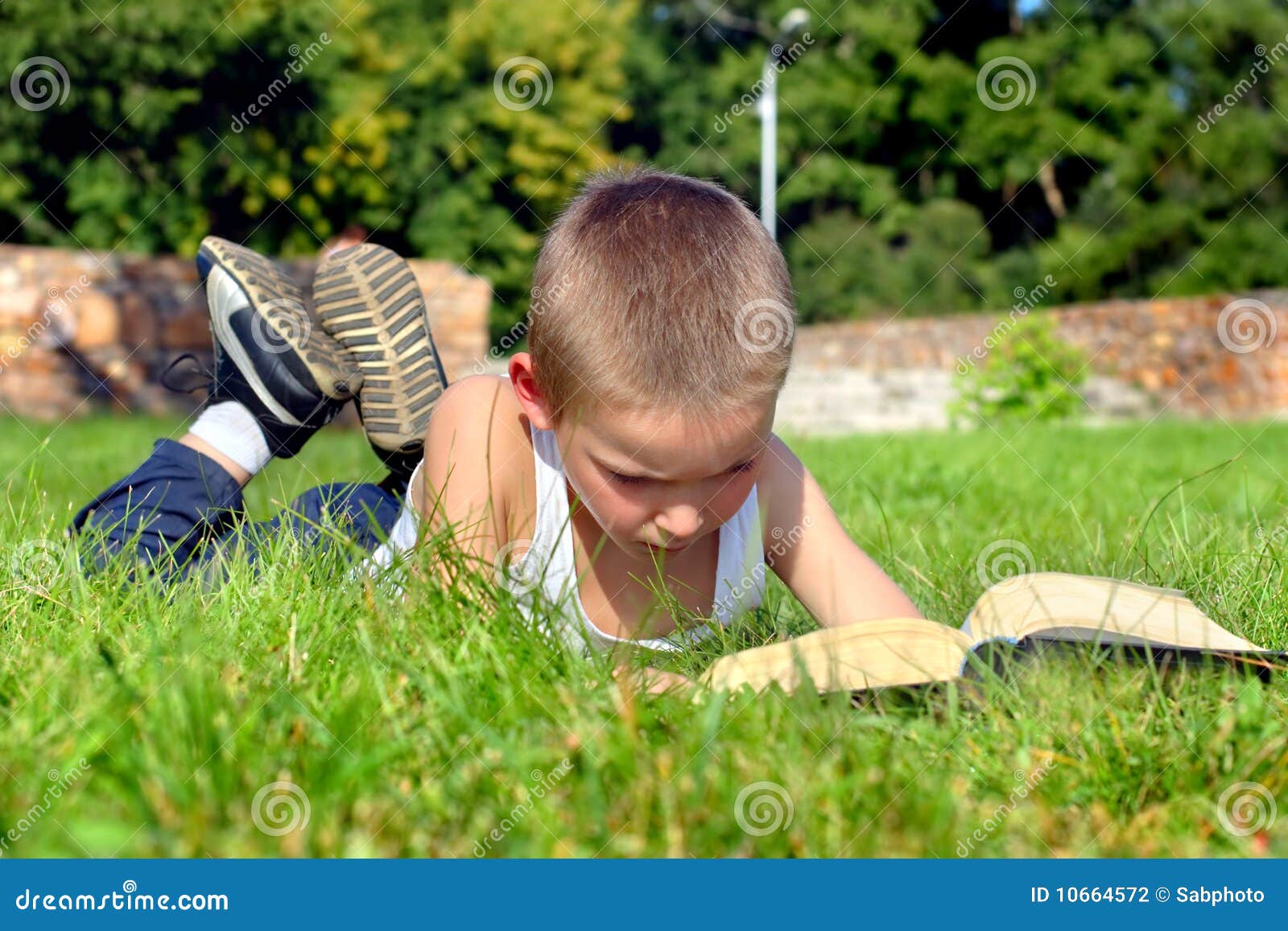Het kind leest boek stock foto. Image of kinderjaren - 10664572