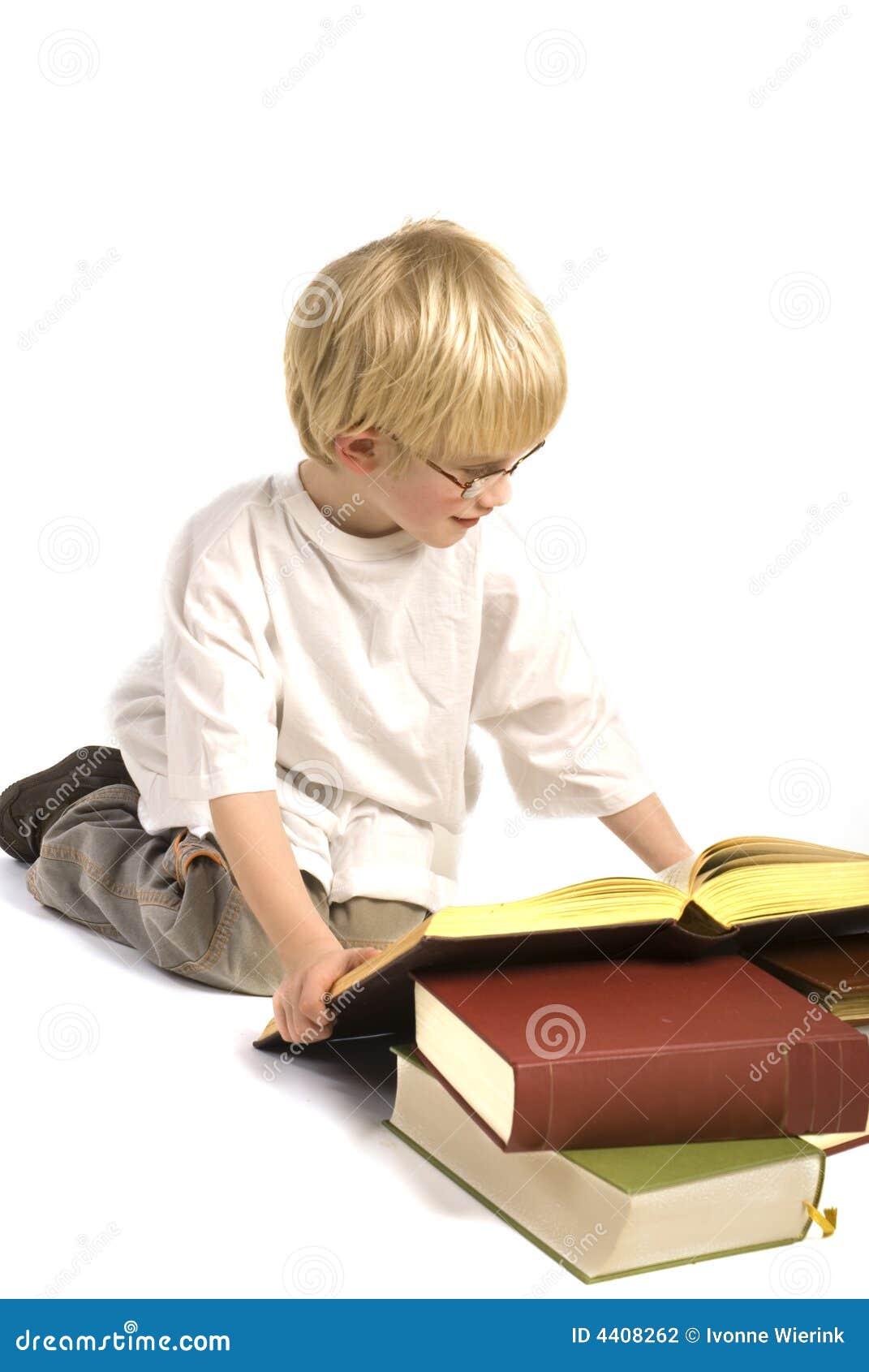 Het kind leest boeken stock foto. Image of glimlachen - 4408262