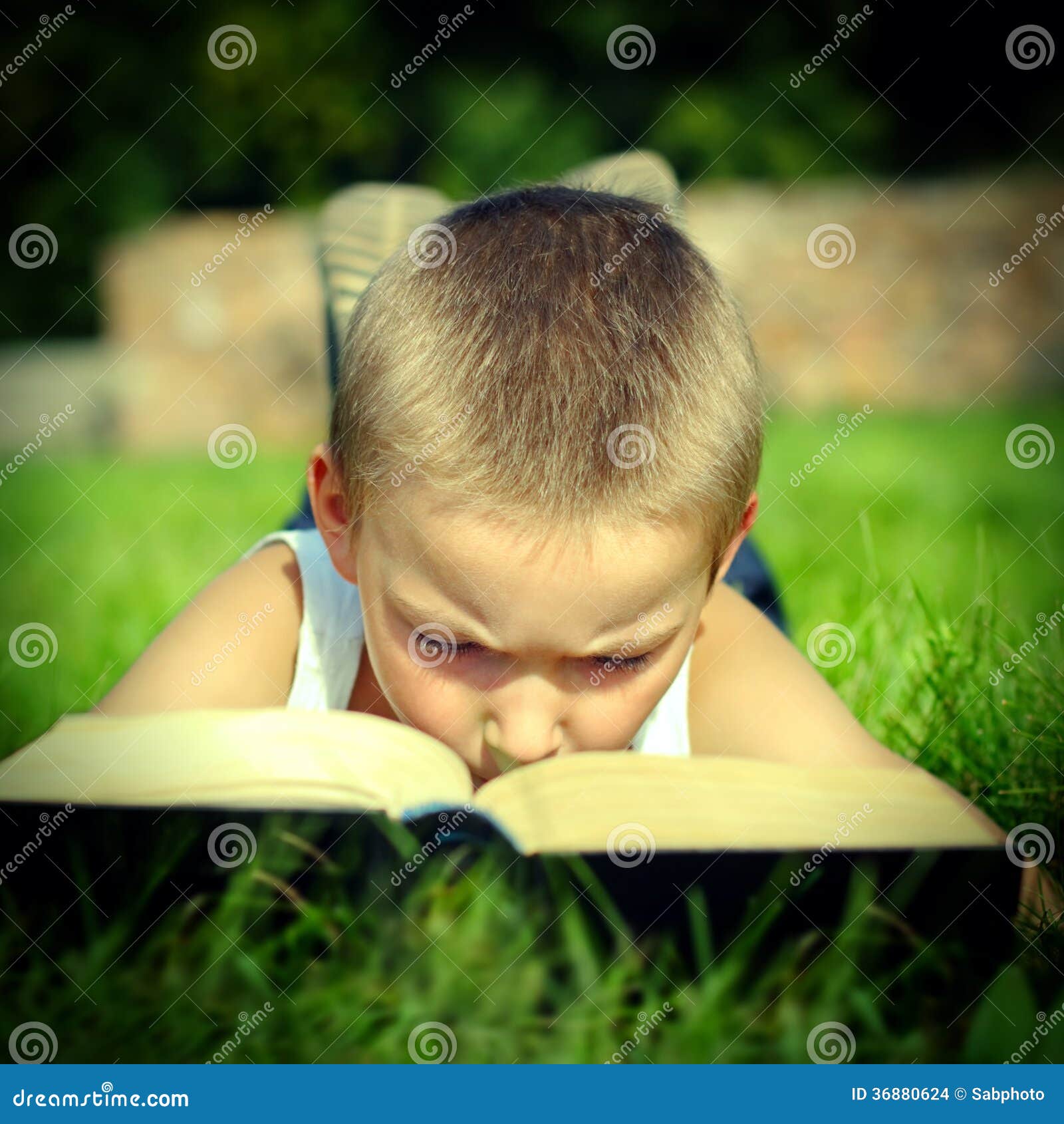 Het kind leest een Boek stock foto. Image of leugen, wonderkind - 36880624