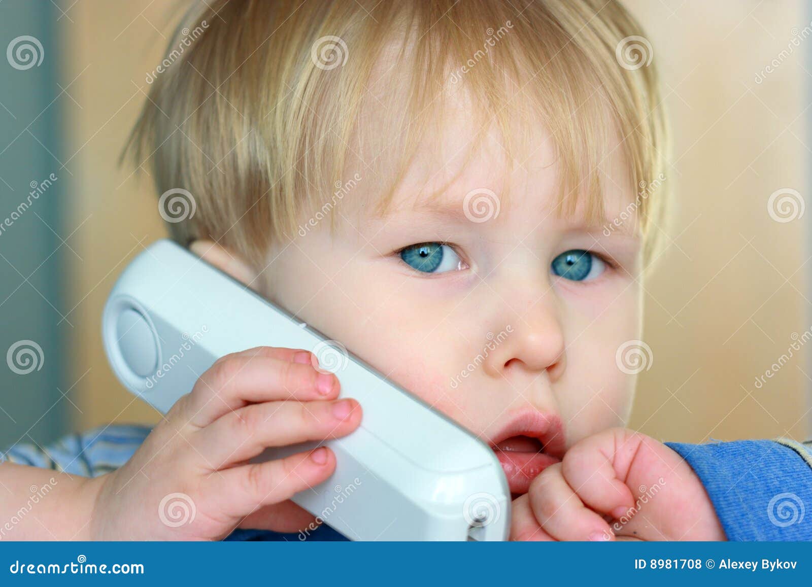 Het Kind Spreekt Telefonisch Stock Foto - Image of blik, technologie ...