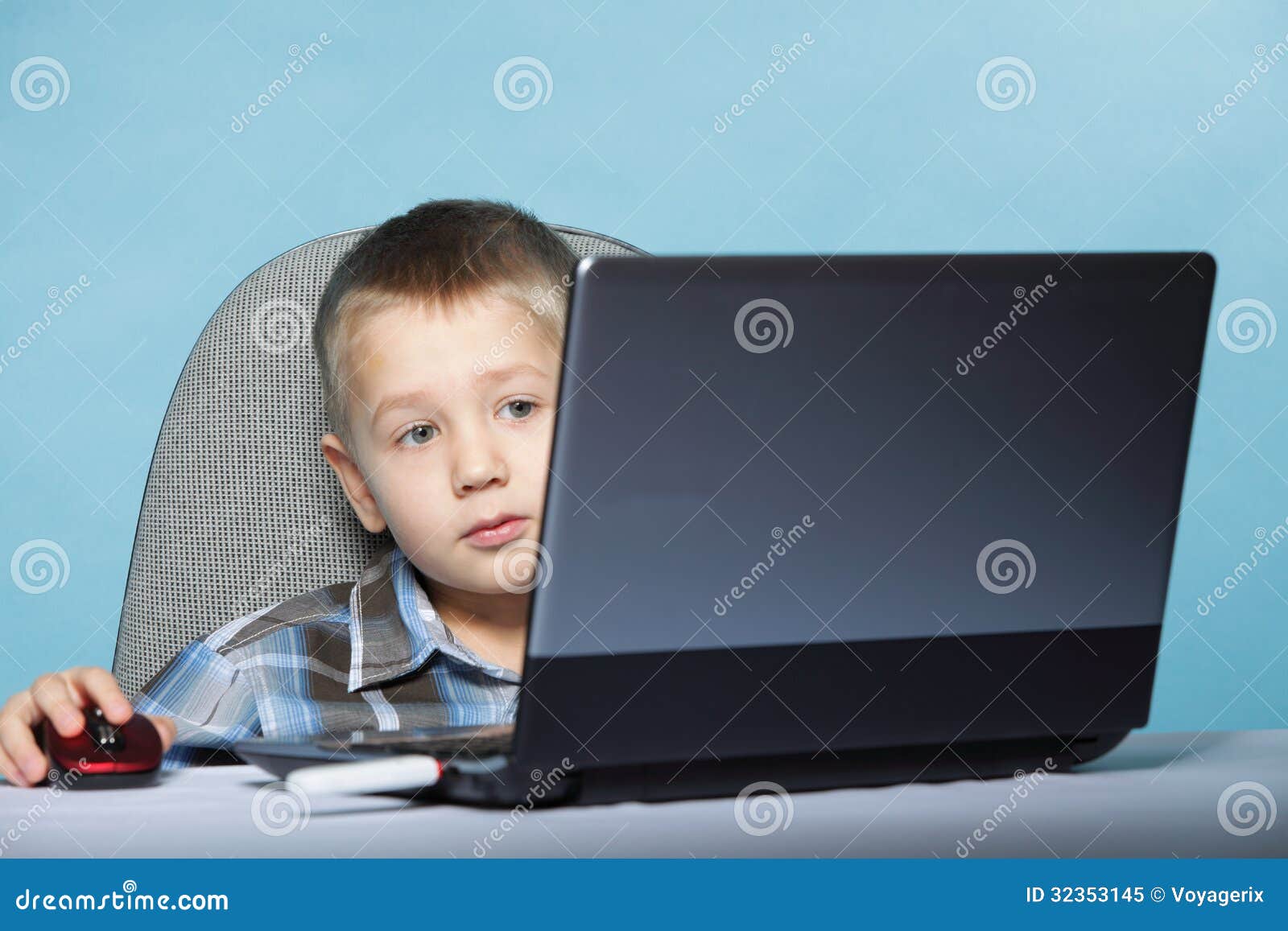 Het Kind Van De Computerverslaving Met Laptop Notitieboekje Stock ...