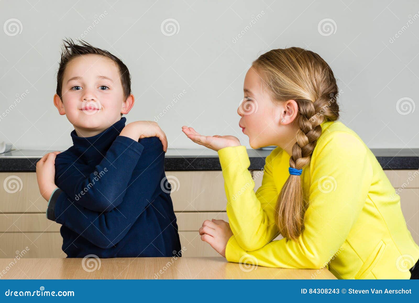 Het Kindmeisje Blaast Handkus Aan Broer Stock Afbeelding - Image of ...