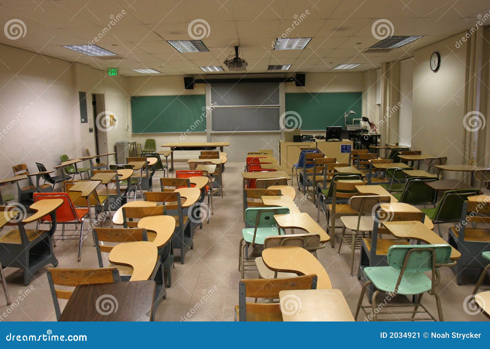 Het Klaslokaal Van De School Stock Afbeelding - Image of leerling, werk ...