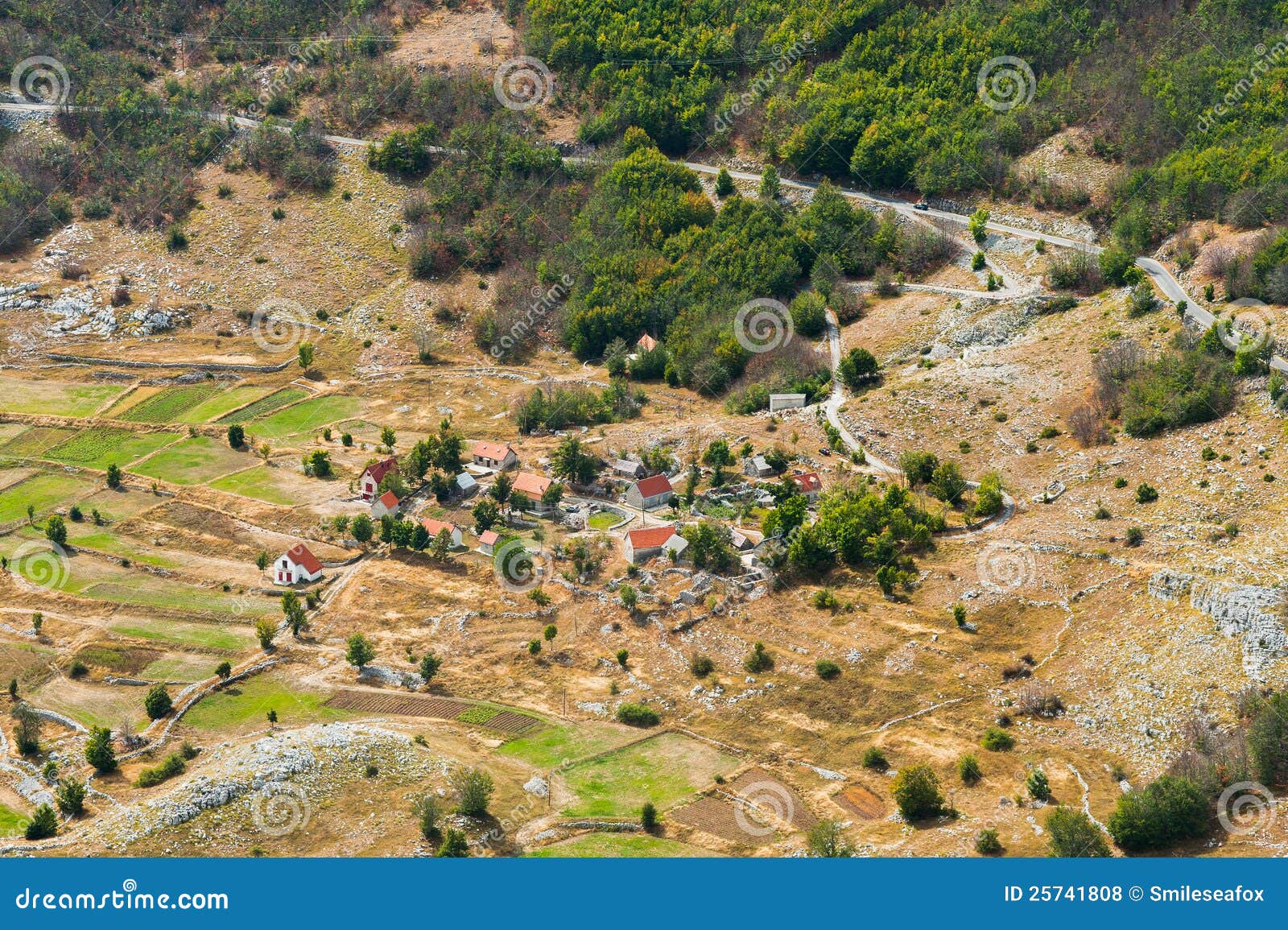 Het Kleine Bergdorp in Montenegro Stock Foto - Image of sinaasappel ...