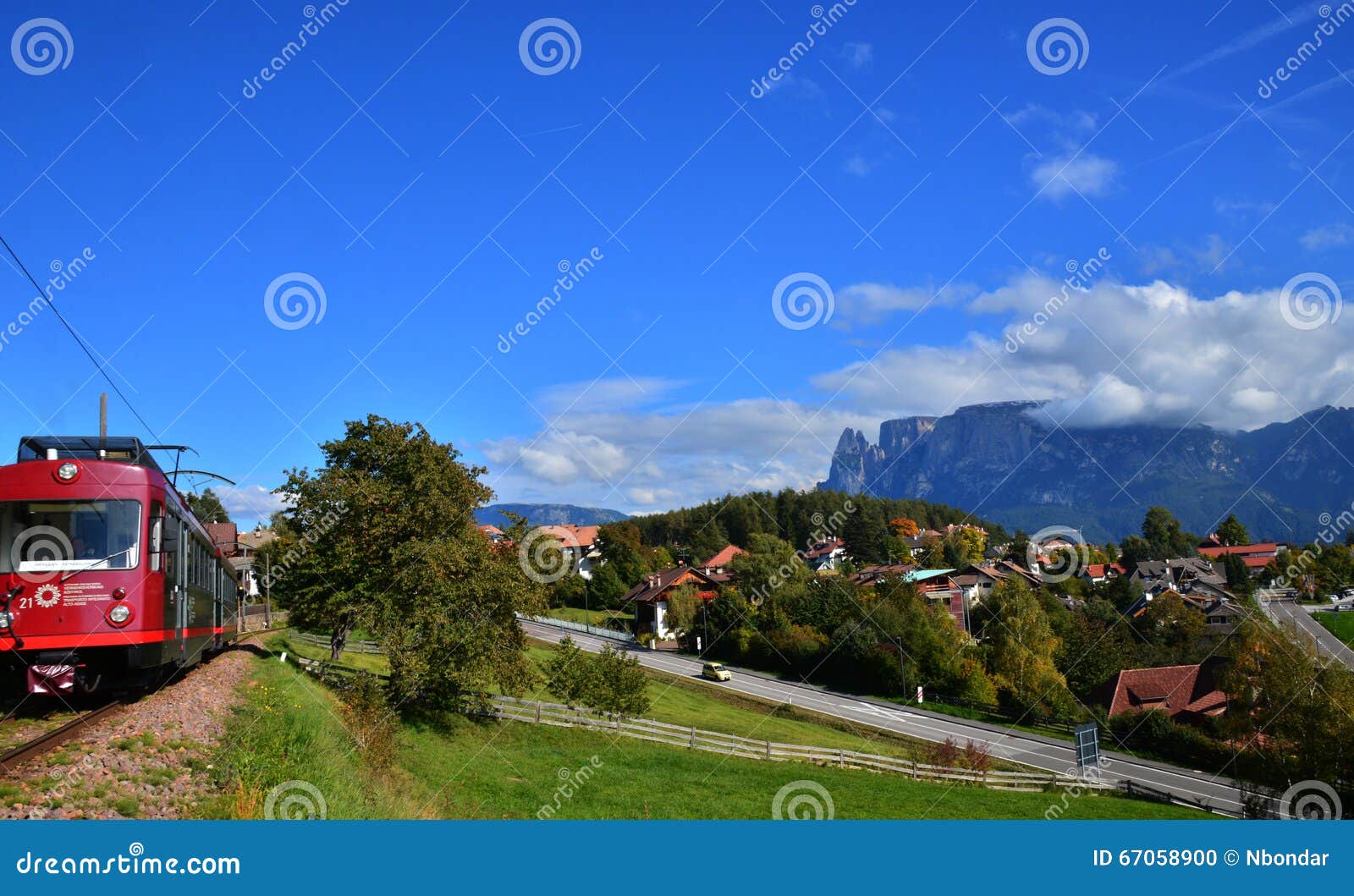 Het Kleine Dorp En De Rode Trein in Alpen Stock Foto - Image of ...