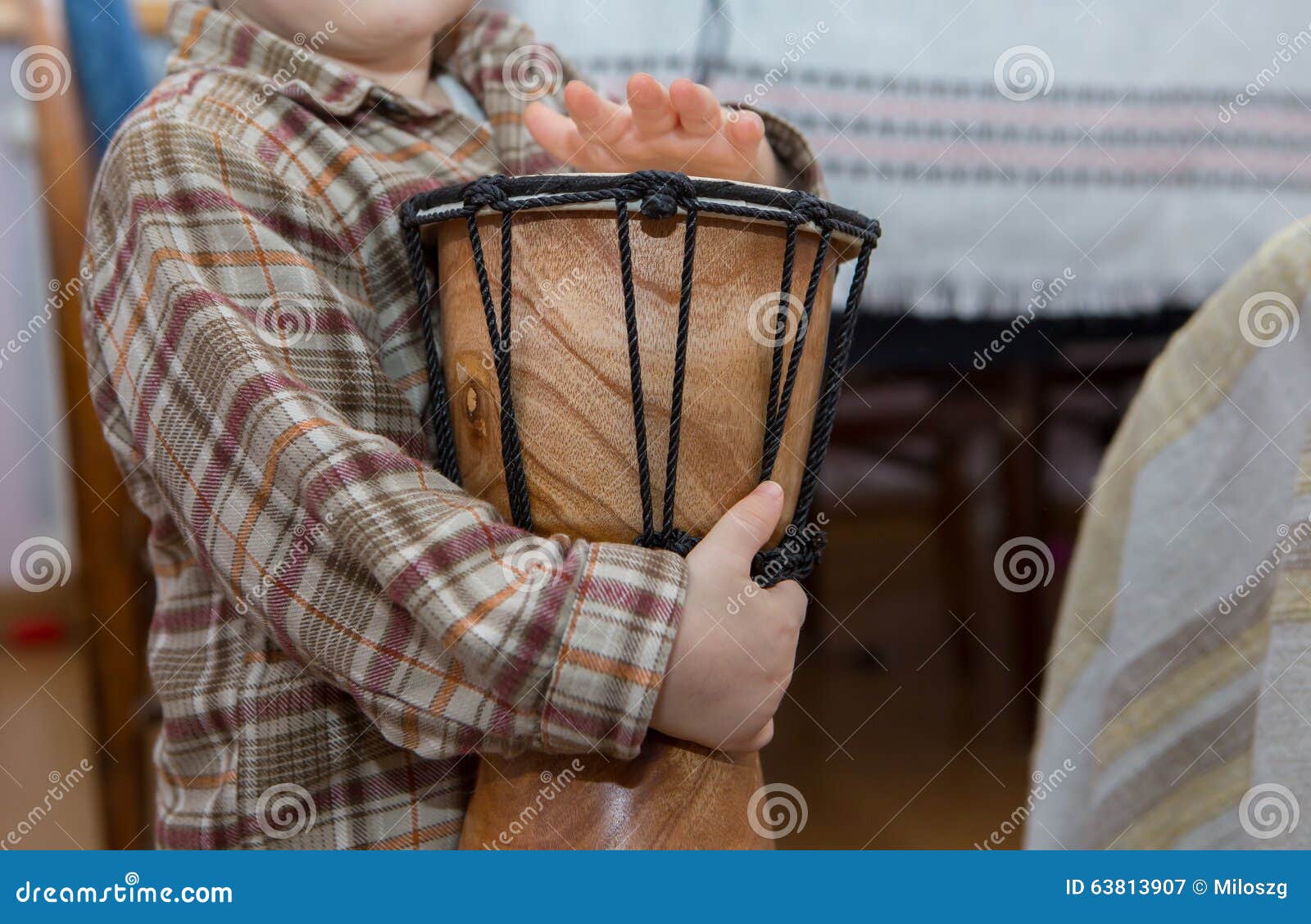 Het Kleine Kind Spelen Op Trommel Stock Afbeelding - Image of ring ...