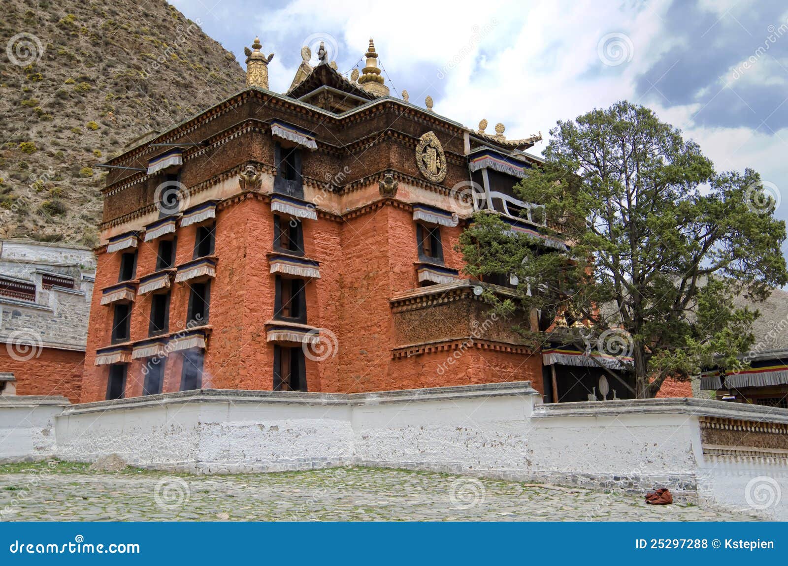 Het Klooster Van Labrang in Xiahe, China Stock Foto - Image of ...