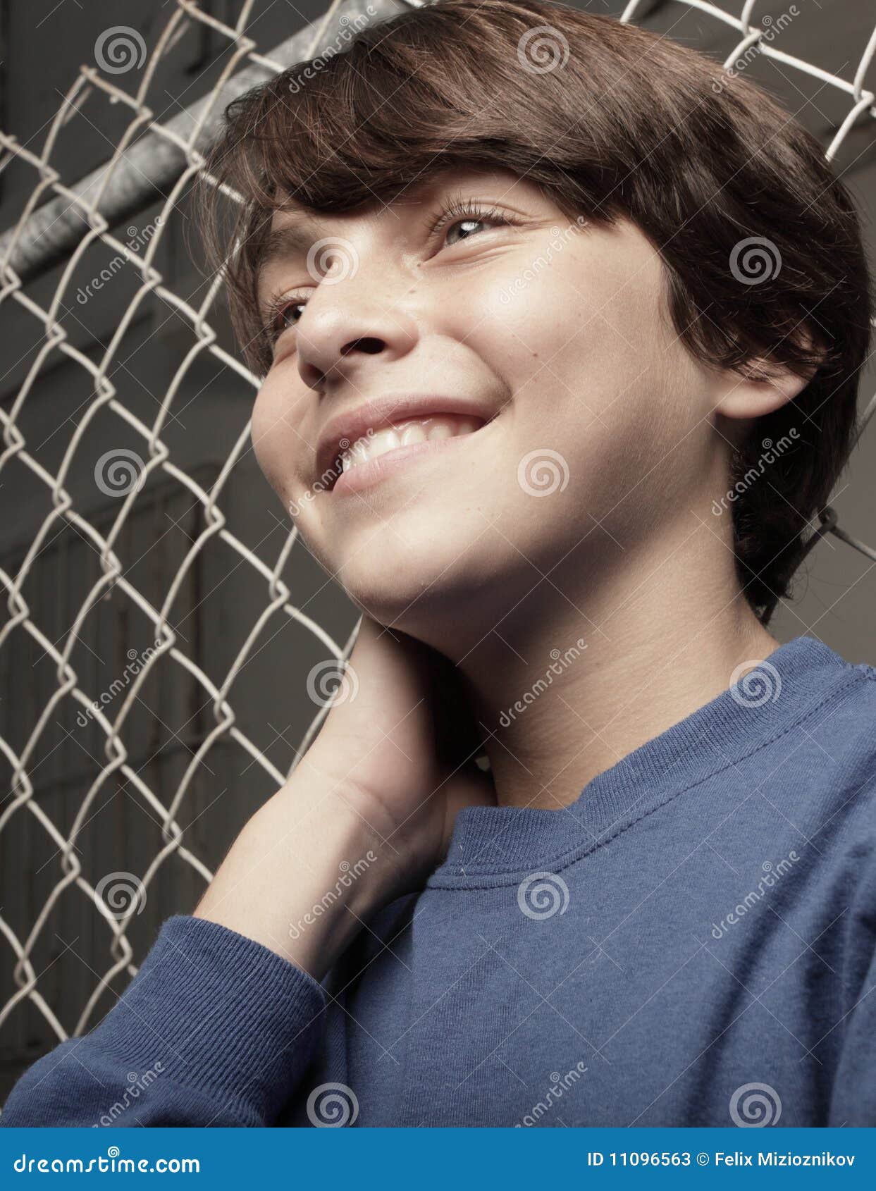 Het Knappe Jonge Jongen Glimlachen Stock Afbeelding - Image of grijns ...