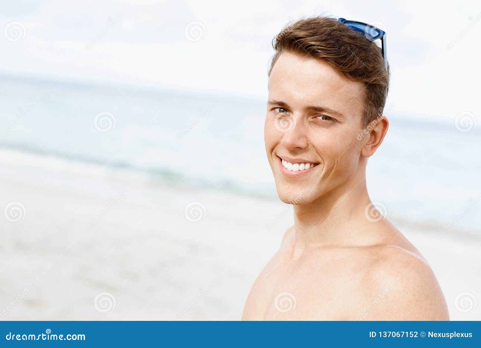 Het Knappe Mens Stellen Bij Strand Stock Foto - Image of jongen ...