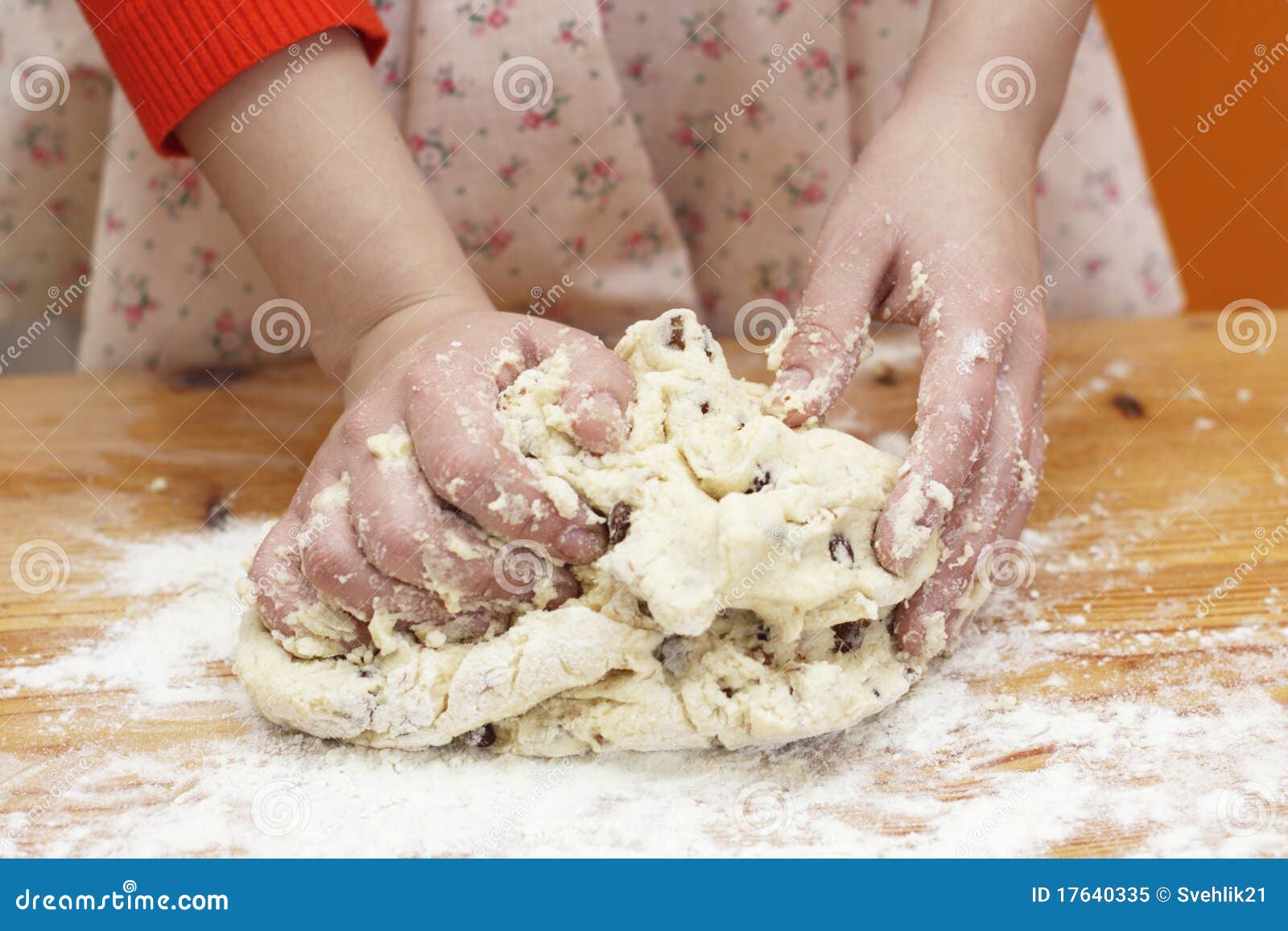 Het kneden van het deeg stock afbeelding. Image of gist - 17640335