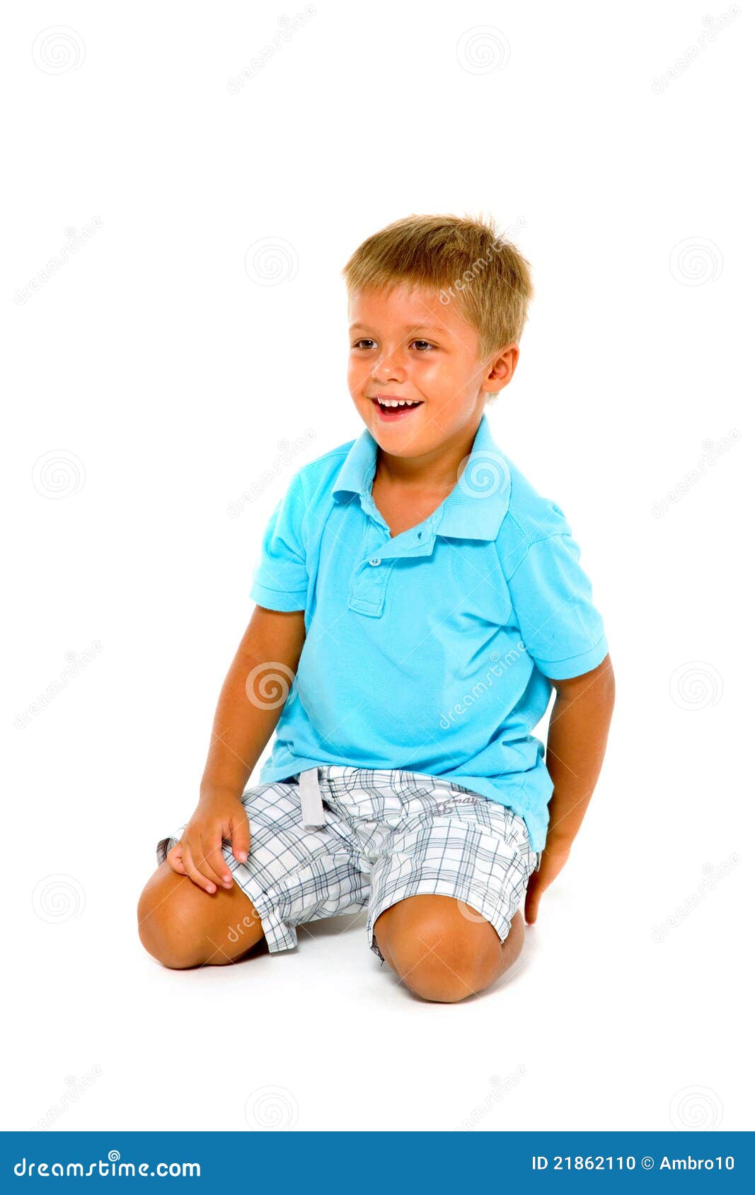 Het knielen van de jongen stock foto. Image of kledij - 21862110