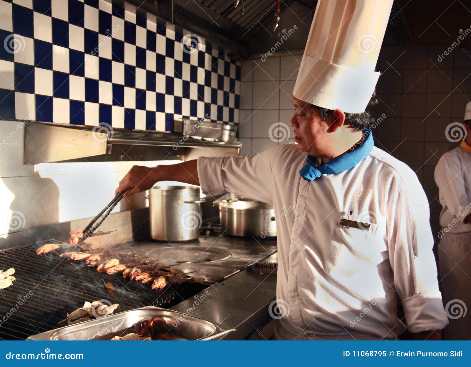Het koken van de chef-kok stock afbeelding. Afbeelding bestaande uit ...