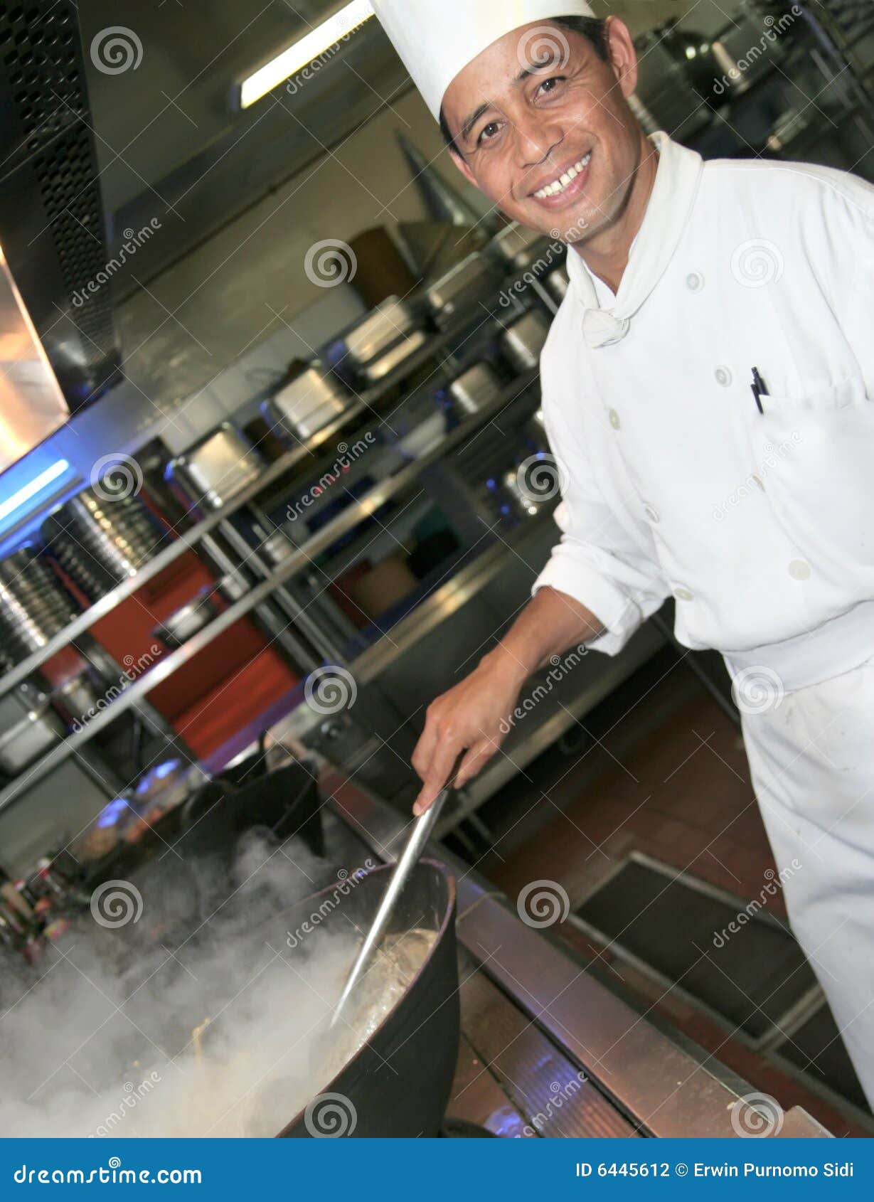 Chef-kok Het Koken Bij Keuken Picture. Image: 6445612