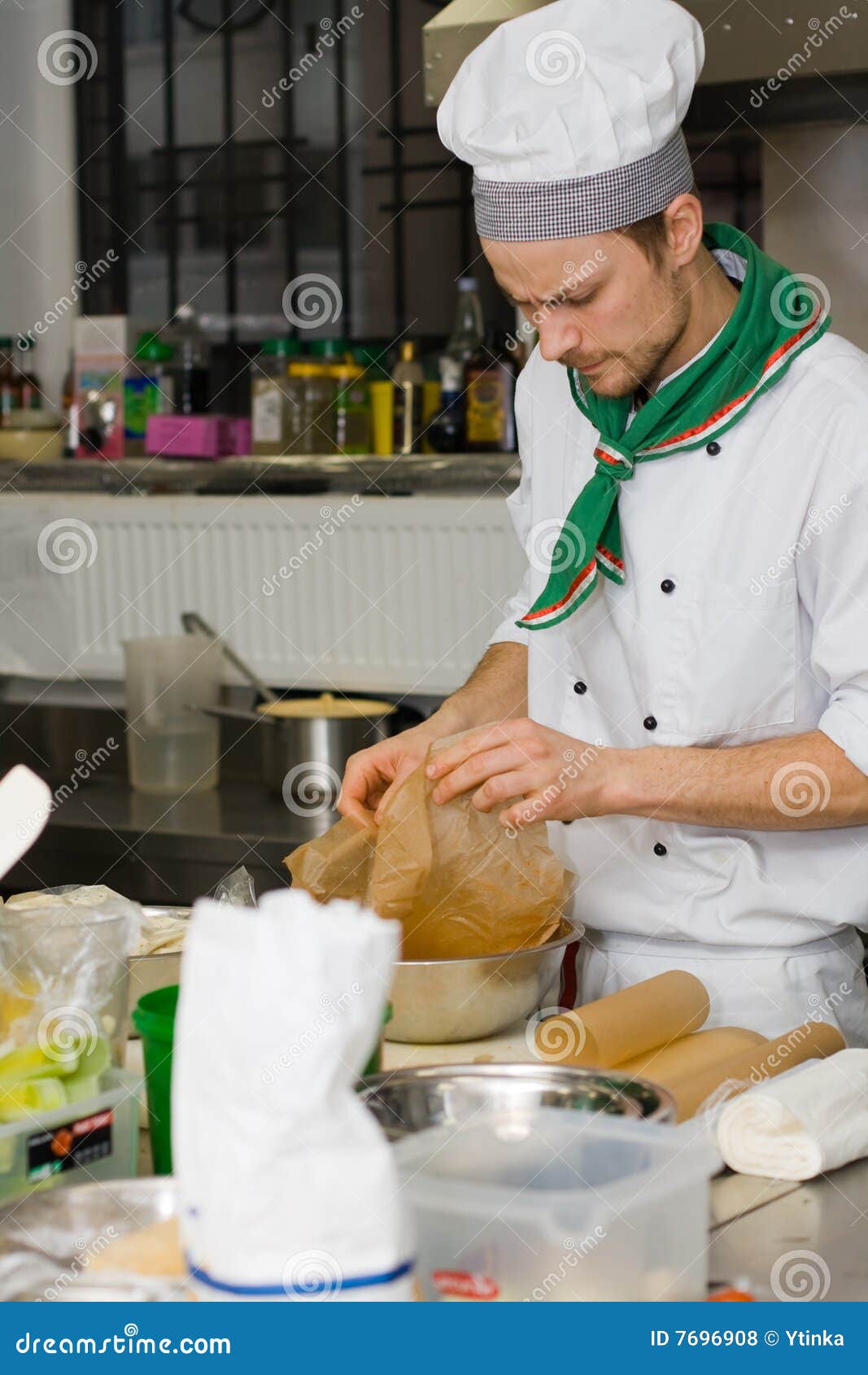 Het Koken Van De Chef-kok Bij Keuken Stock Foto - Image of kleur ...