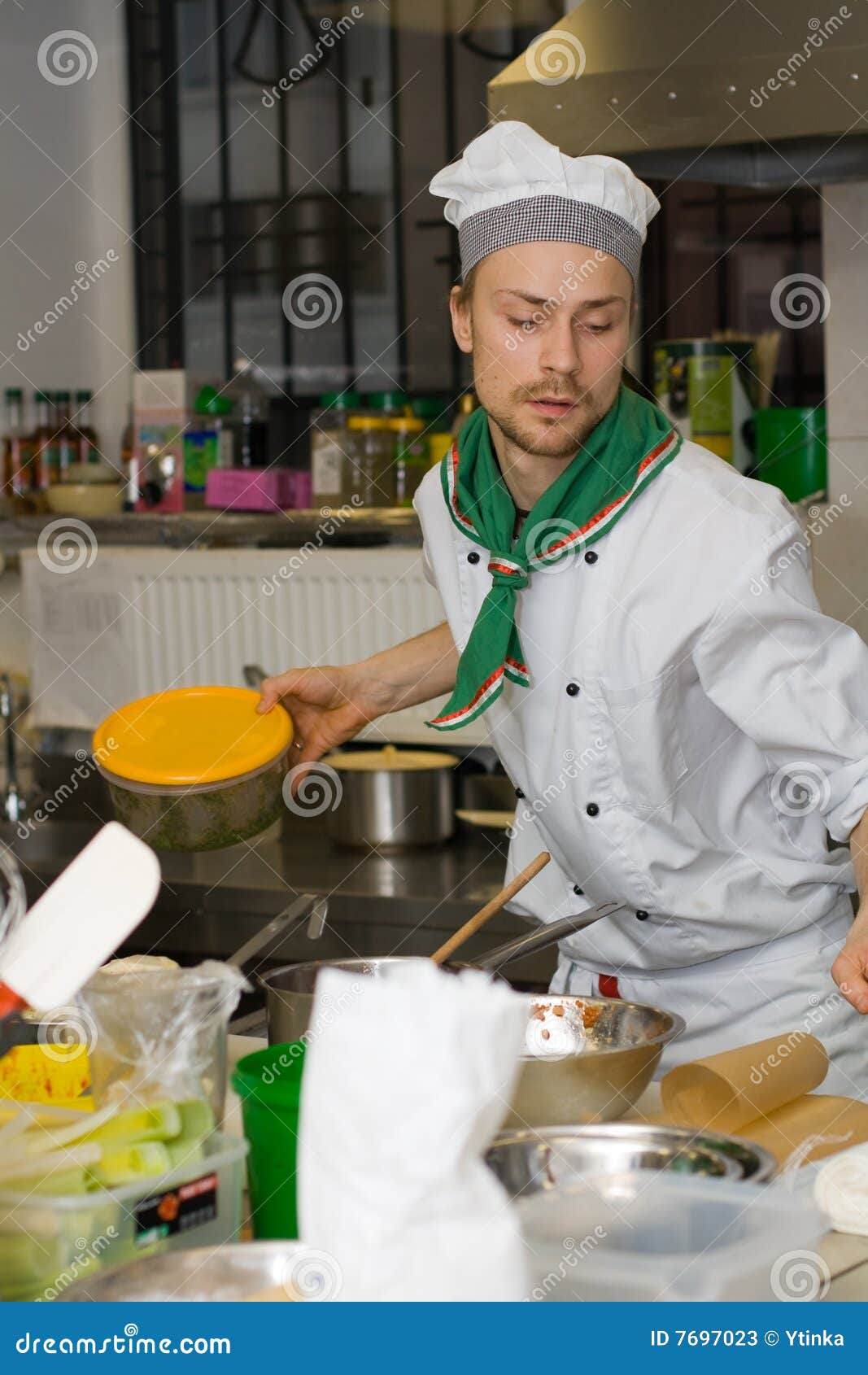 Het Koken Van De Chef-kok Bij Keuken Stock Afbeelding - Image of ...