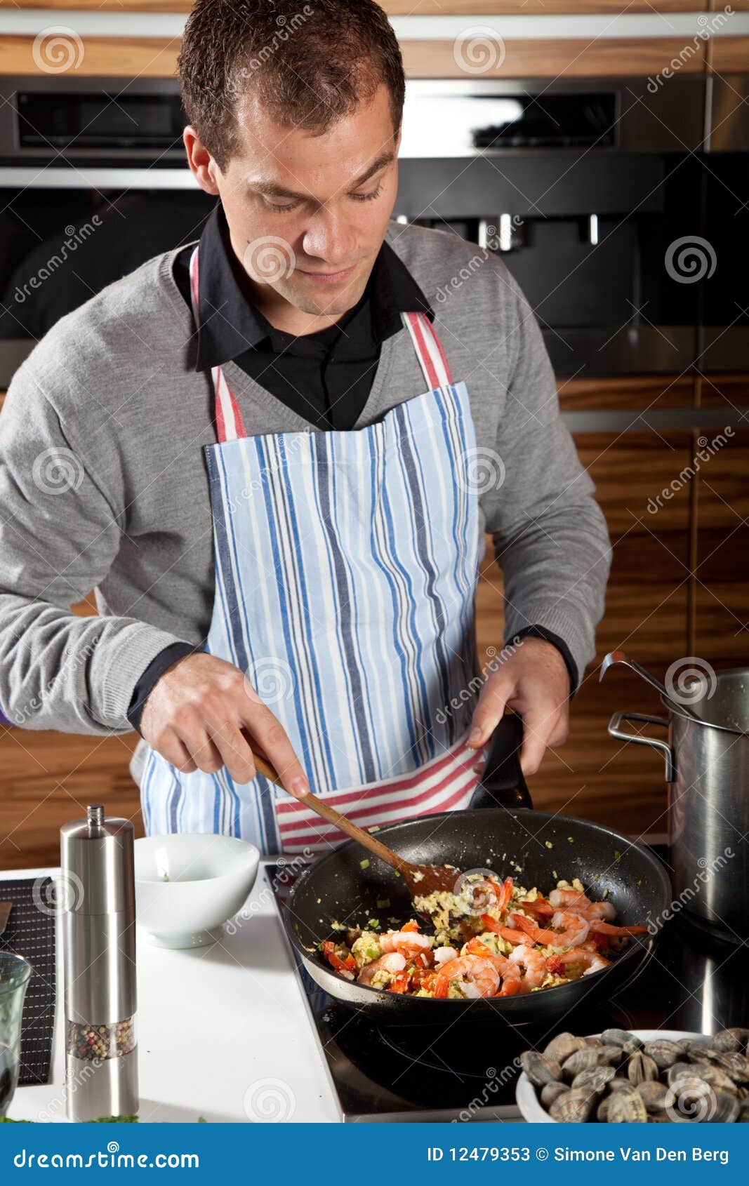 Het Koken Van De Mens in De Keuken Stock Afbeelding - Image of mannetje ...