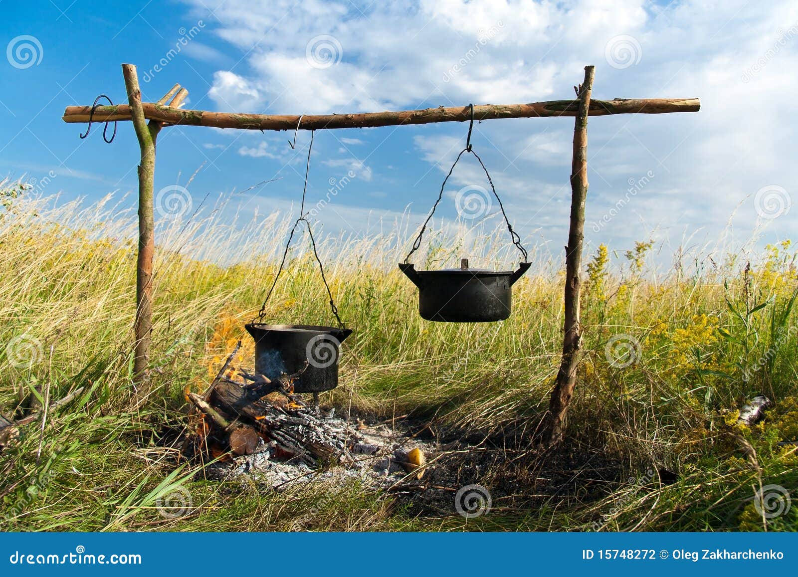 Het koken van het kampvuur stock foto. Image of buiten - 15748272