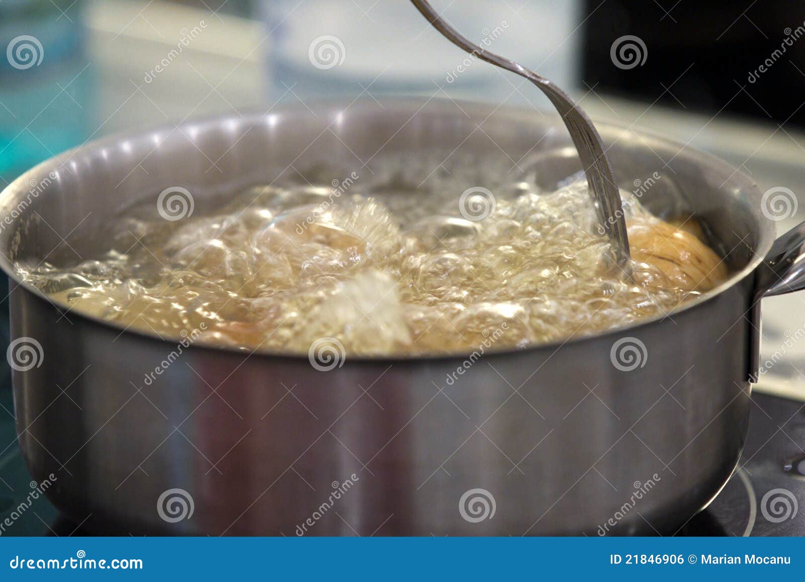 Het koken van het water stock foto. Image of draai, kook - 21846906