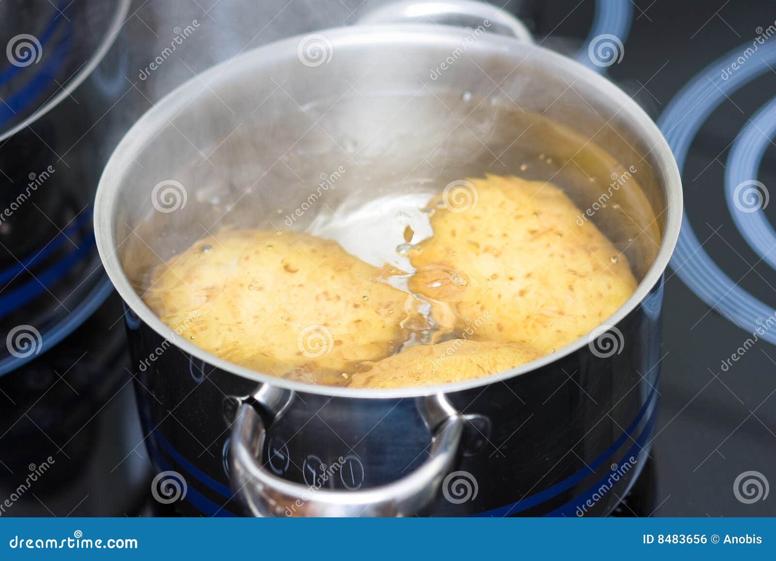 Het koken in water stock foto. Image of stromend, drank - 8483656