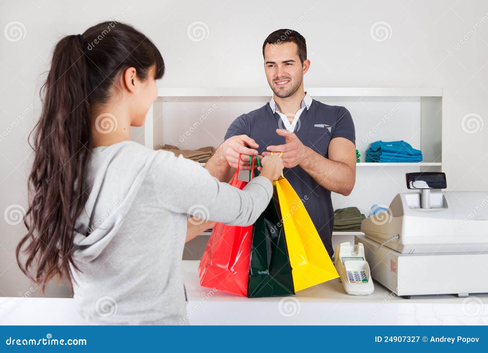 Het Kopen Van De Klant Kleren in Winkel Stock Afbeelding - Image of ...