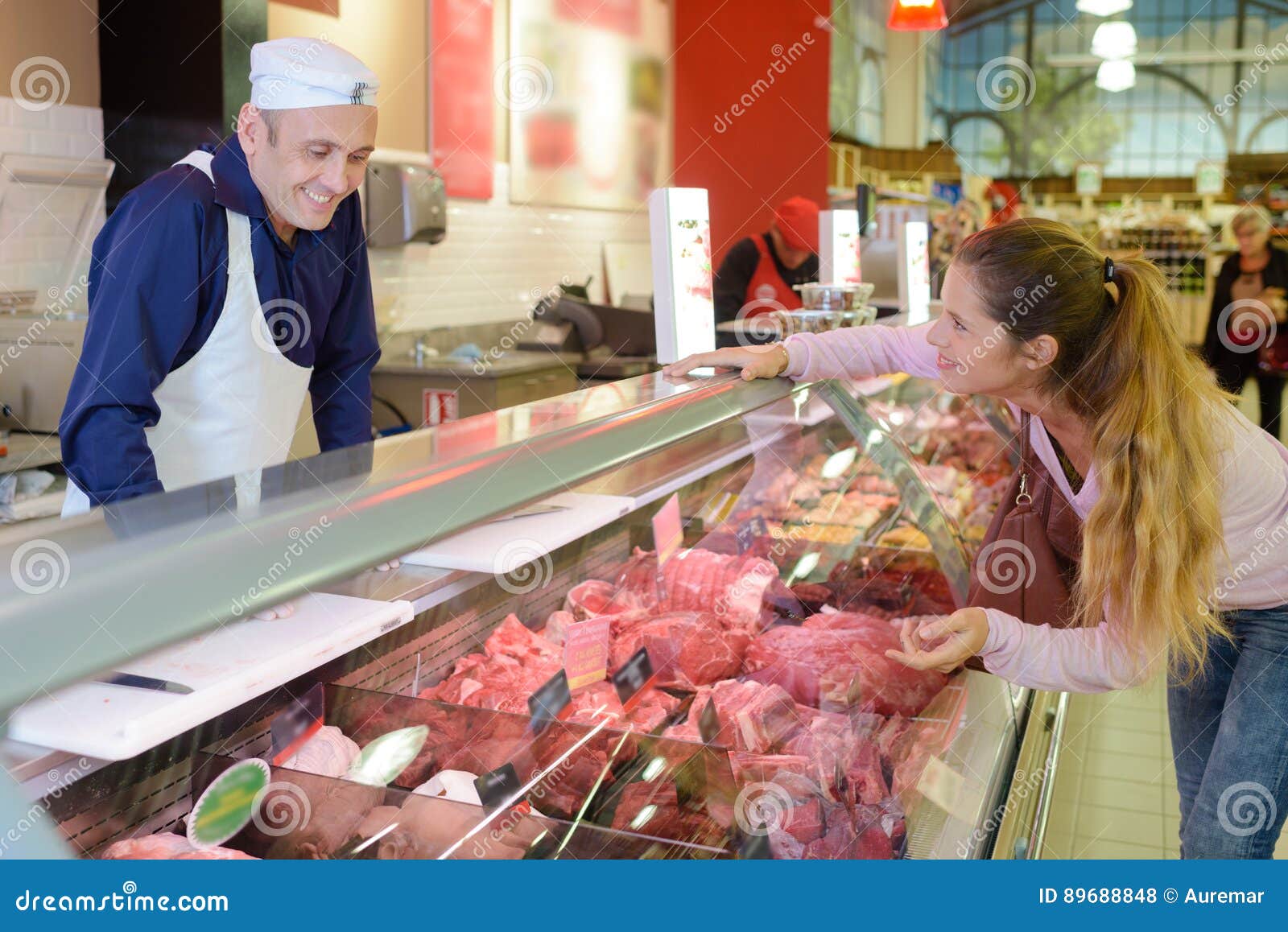 Het Kopen Van Vlees Van Slager Stock Foto - Image of markt ...