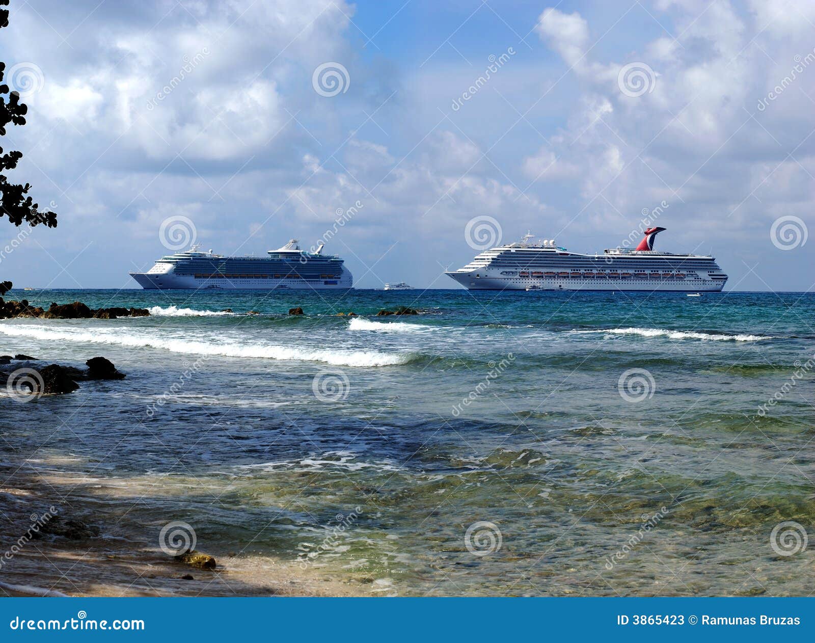 Het Kruisen in Grote Kaaiman Stock Afbeelding - Image of caraïbisch ...