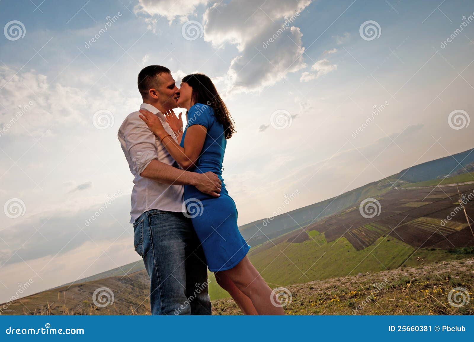 Het kussen van het paar stock afbeelding. Image of goed - 25660381