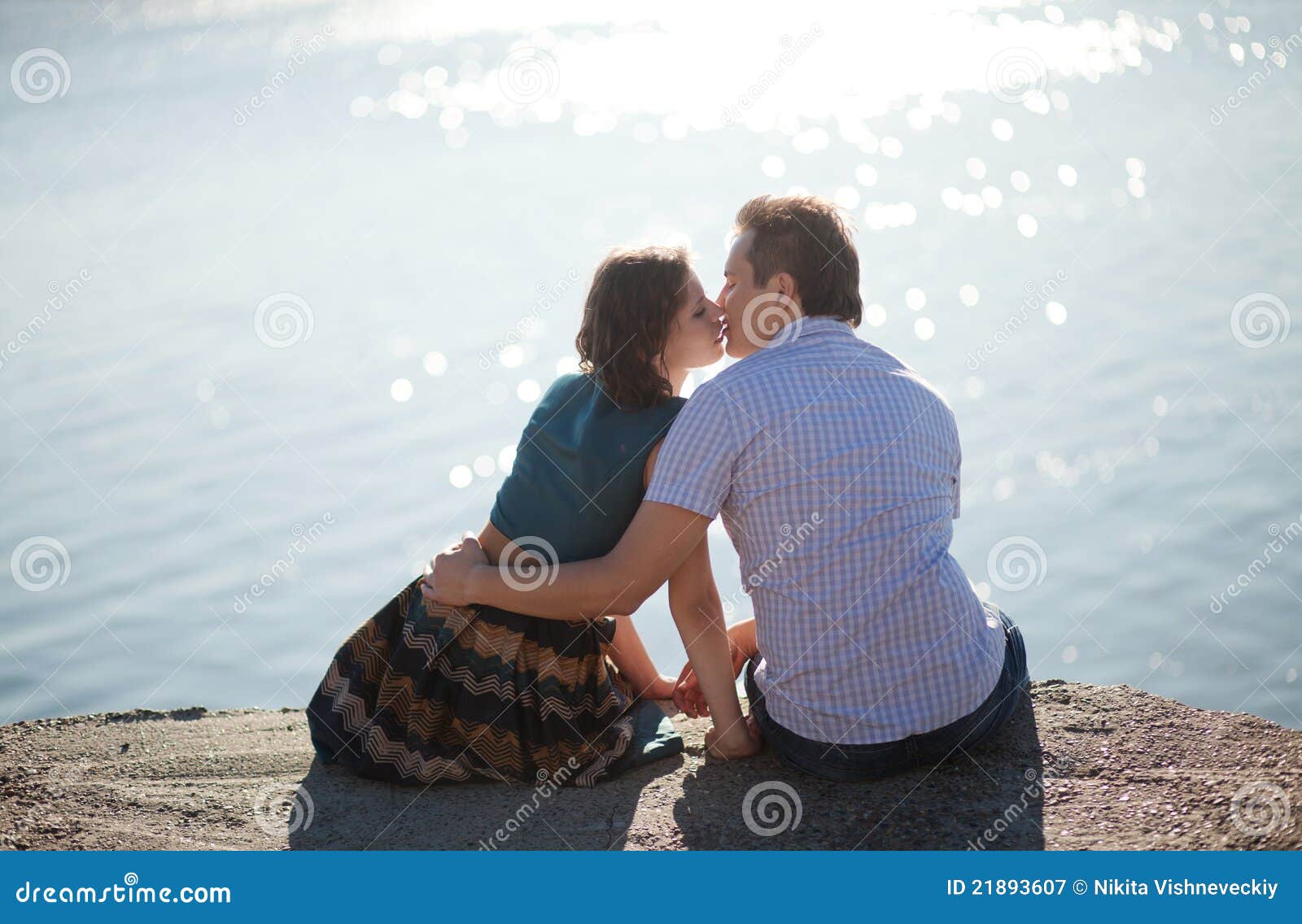 Het Kussen Van Het Paar Op De Kust Stock Afbeelding - Image of pret ...