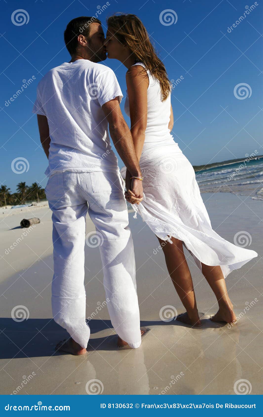 Het Kussen Van Het Paar Op Strand Stock Foto - Image of mensen ...