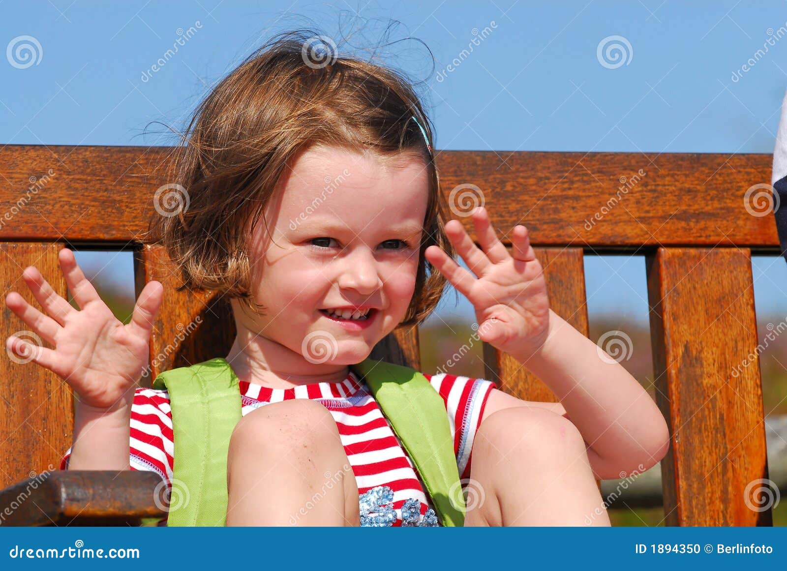 Het lachen van het kind stock foto. Image of wachten, gelach - 1894350