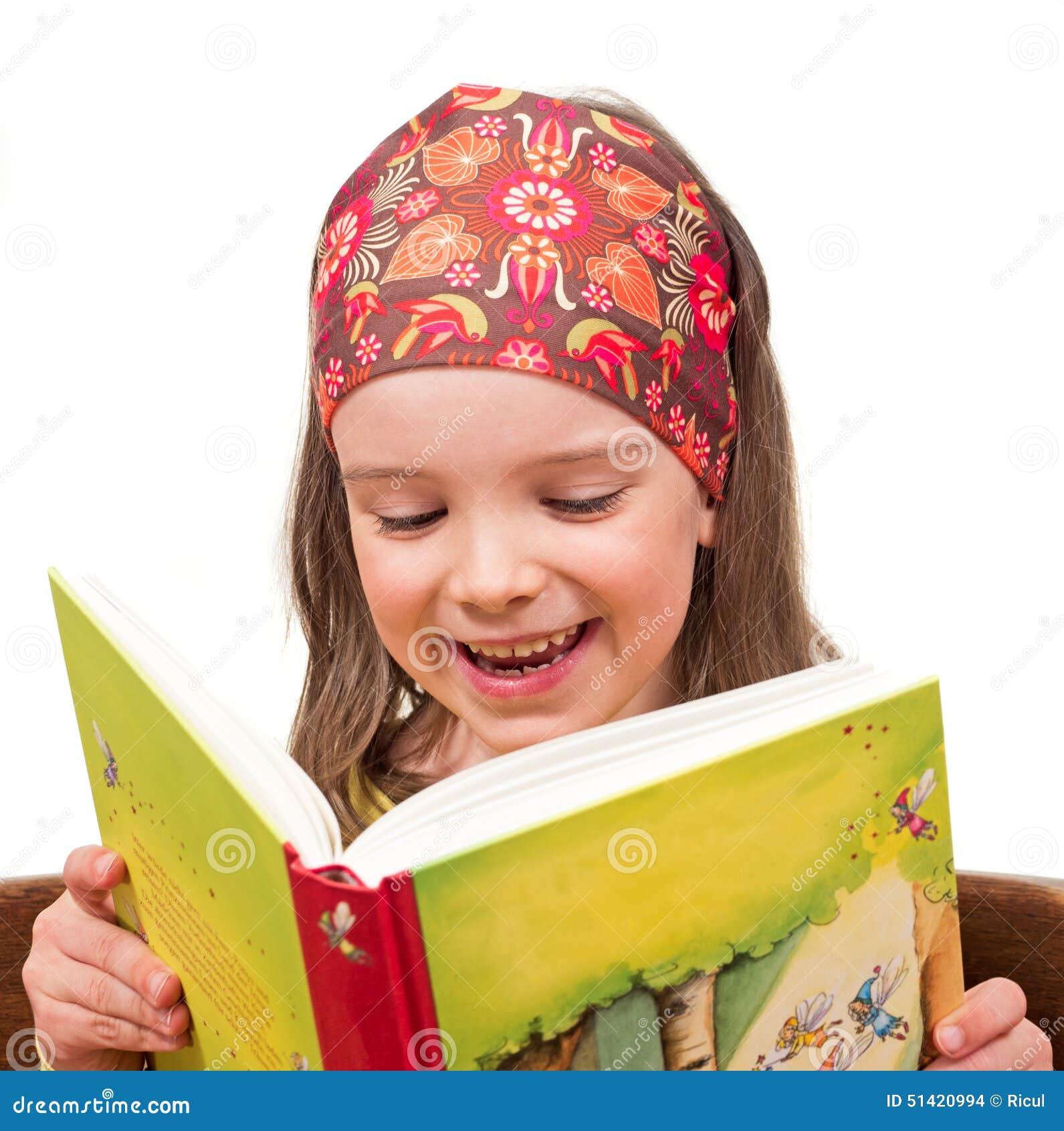 Het Lachende Kind Leest Een Boek Stock Foto - Image of hardop, lees ...